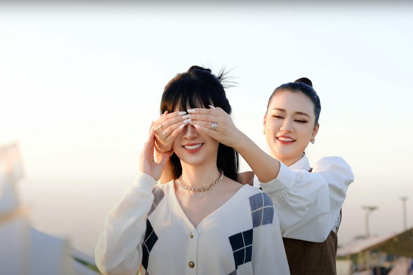 Ca sĩ Maya gặp khó khi quay cảnh thân mật với bạn thân