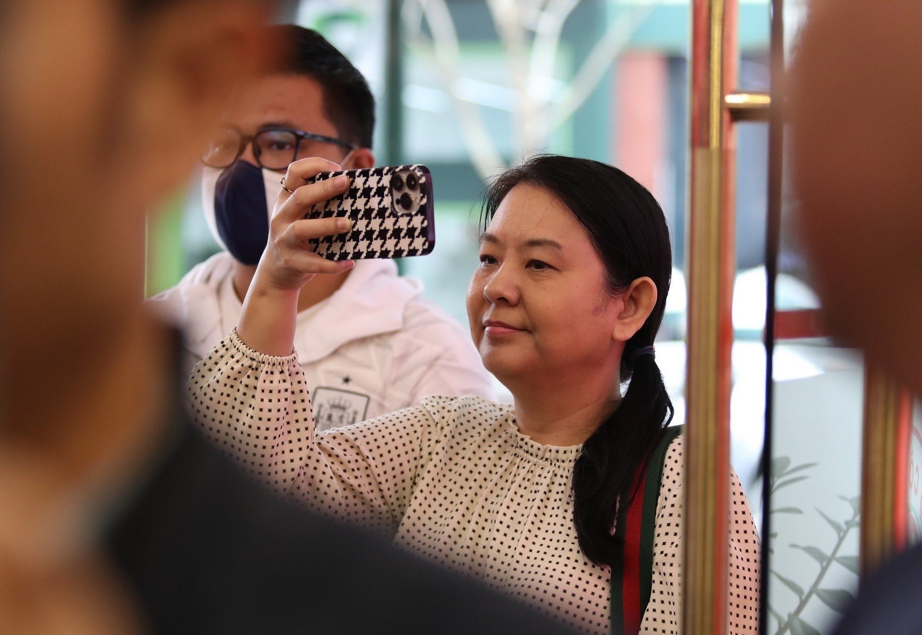 'Nội tướng' của HLV Kiatisak đứng từ xa, nhìn chồng ra mắt CLB CAHN