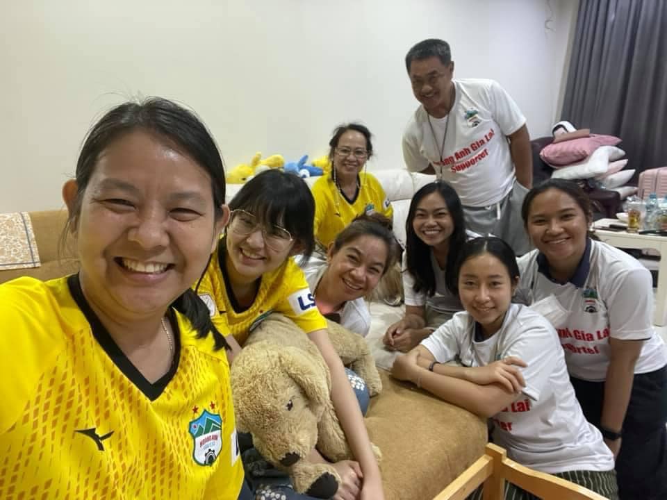 'Nội tướng' của HLV Kiatisak đứng từ xa, nhìn chồng ra mắt CLB CAHN