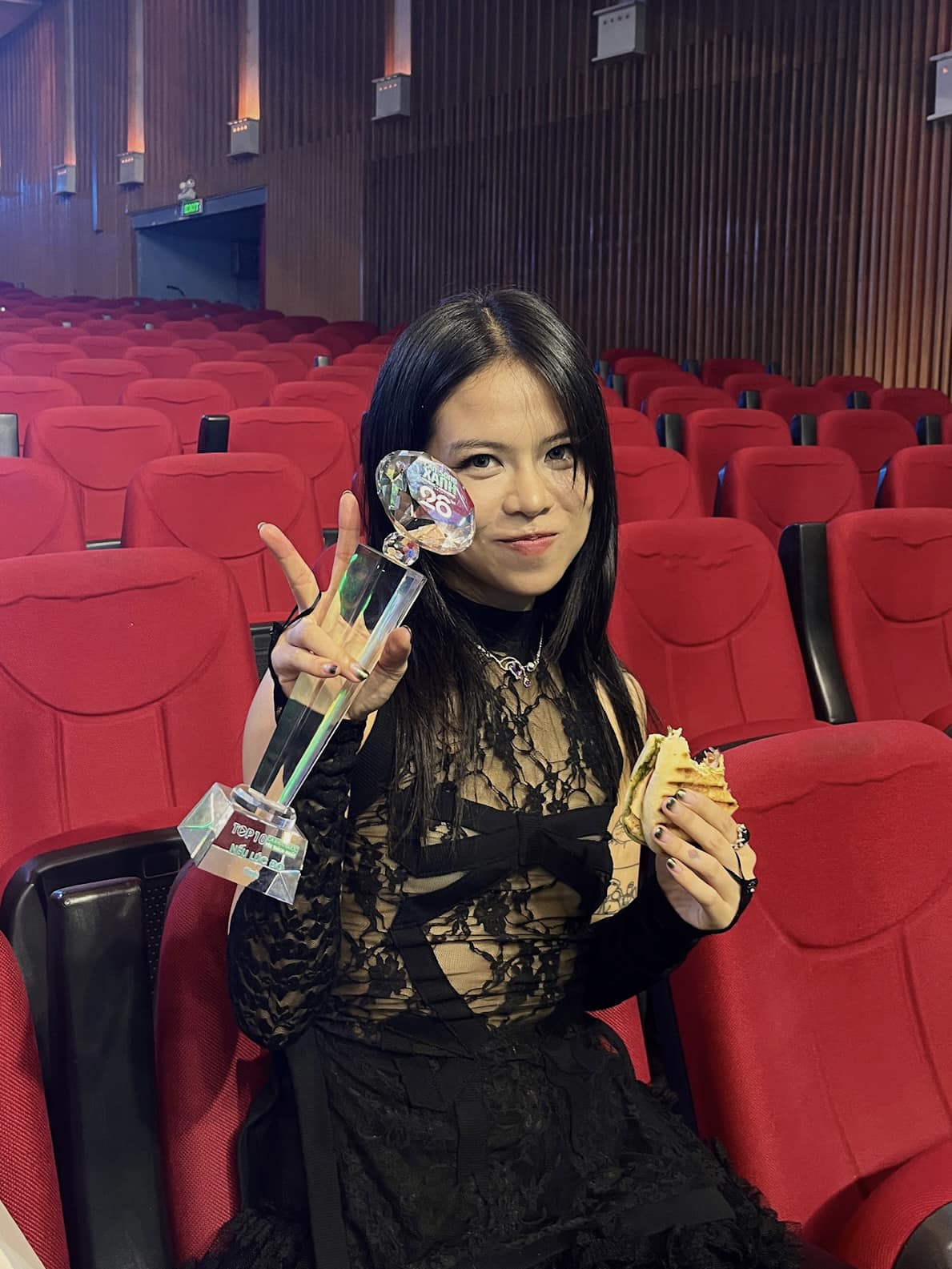 Tlinh bất ngờ xuất hiện trên Instagram của Apple