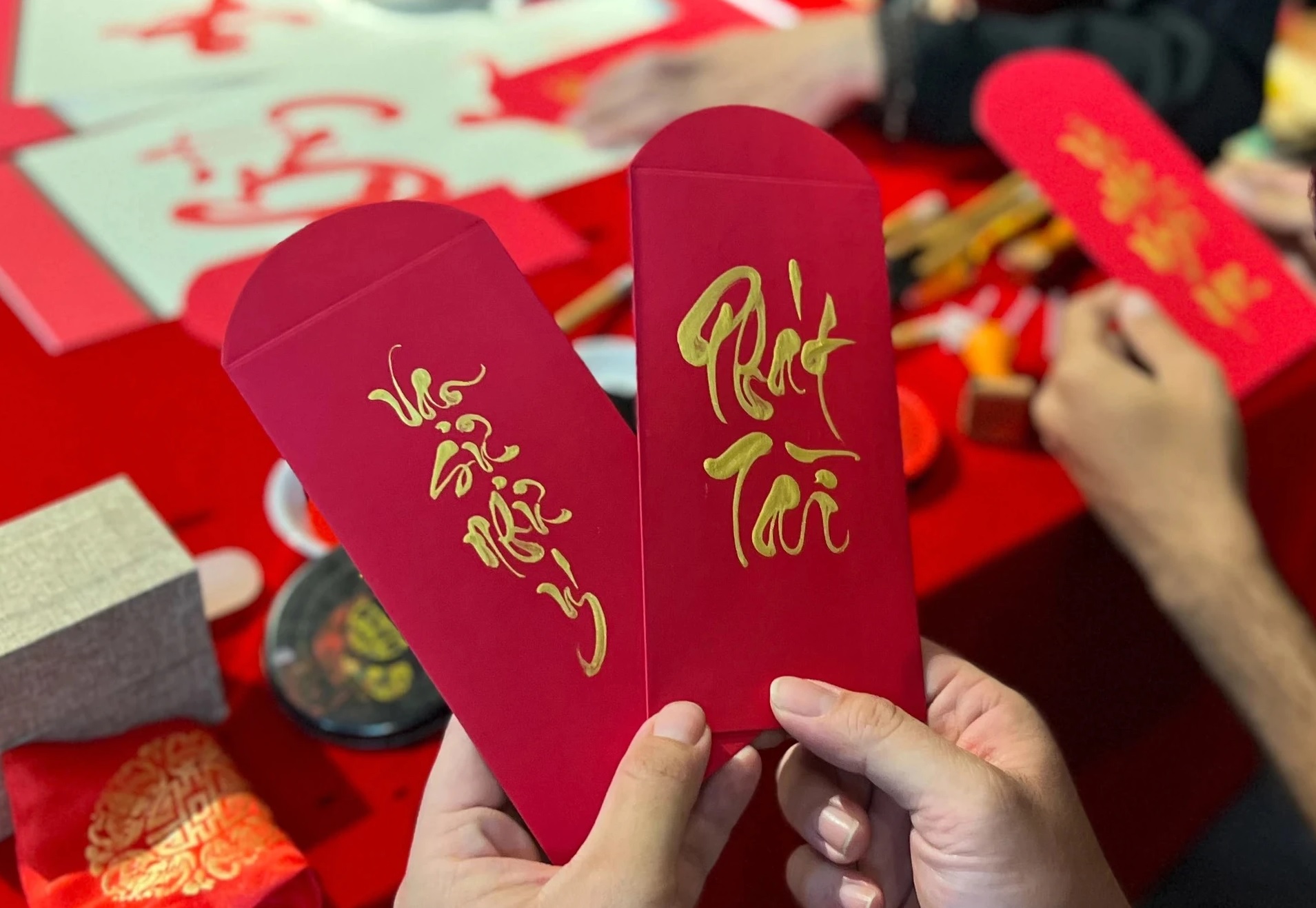 Lì xì không bằng tiền, được không?