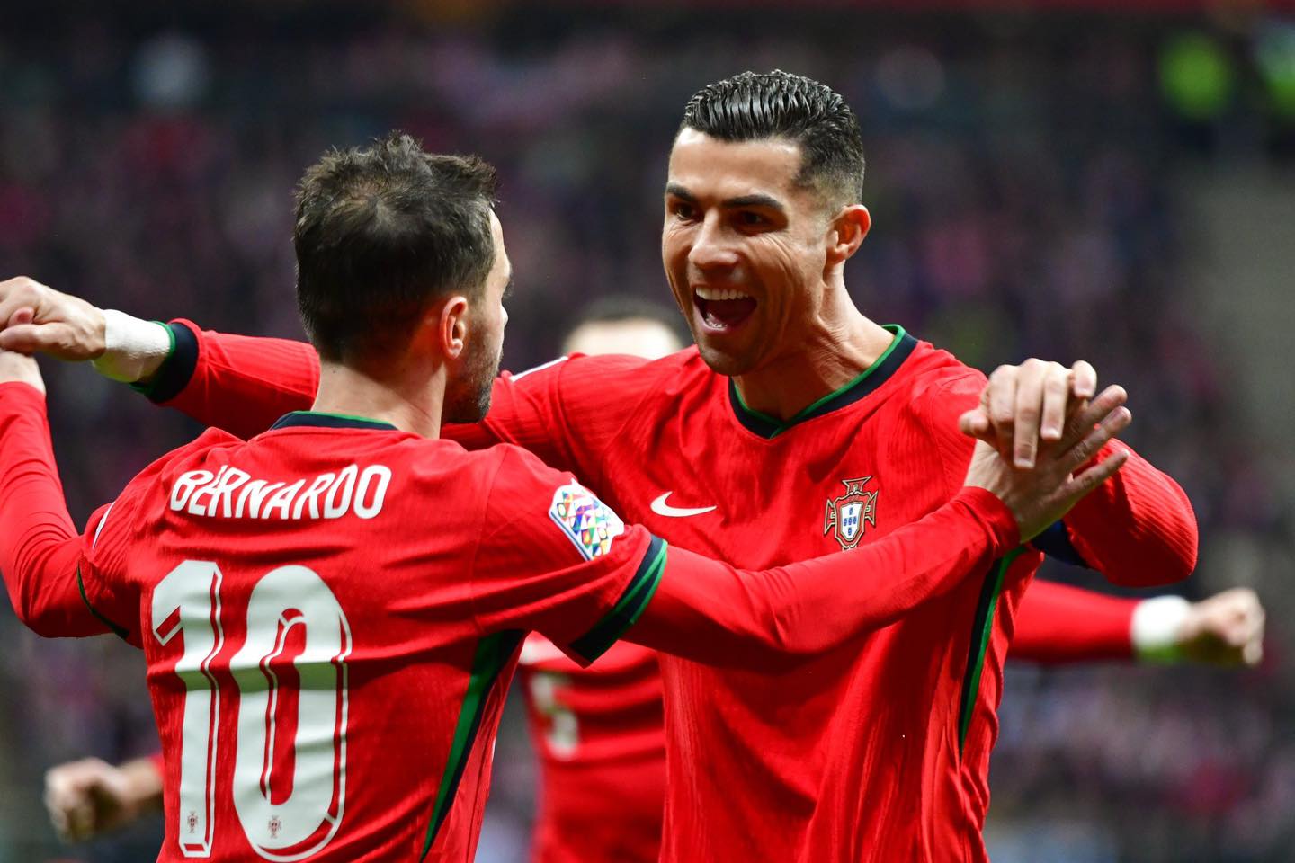 Ronaldo ghi bàn vào lưới Ba Lan sau 17 năm, Bồ Đào Nha nối dài mạch thắng