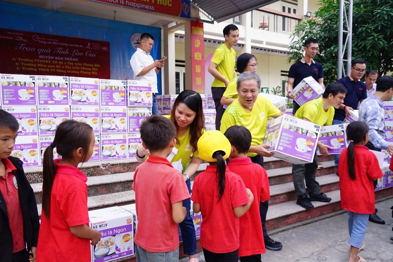 Sharp tiếp tục trao tặng 2.500 nồi cơm điện đến các học sinh tỉnh Lào Cai