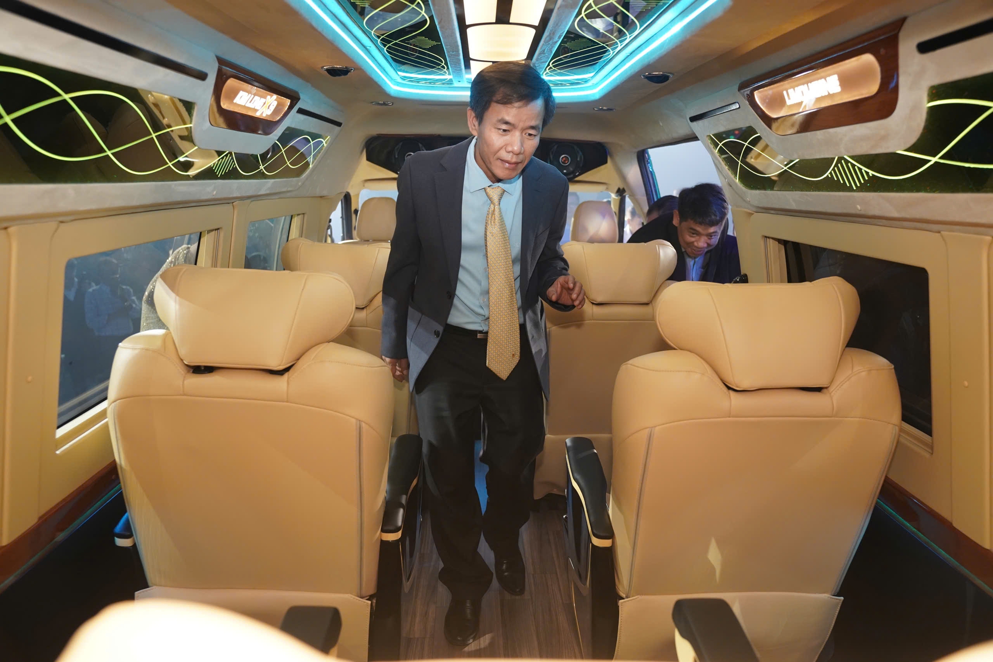 Kim Long Motor ra mắt thương hiệu xe minibus Kim Long X9
