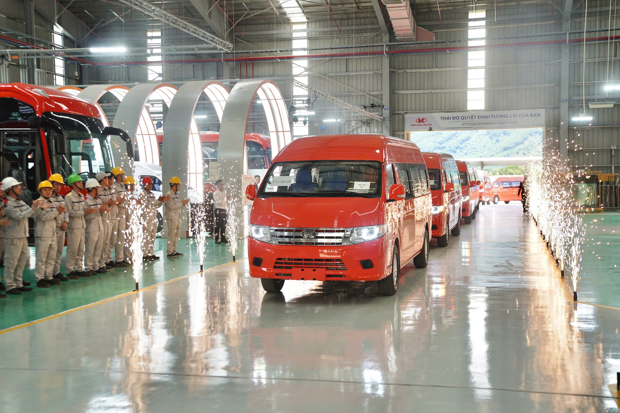 Kim Long Motor ra mắt thương hiệu xe minibus Kim Long X9