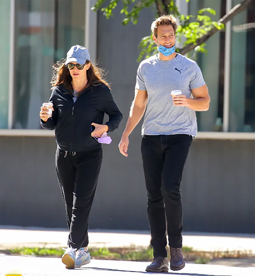 Jennifer Garner đính hôn với bạn trai trẻ hơn 6 tuổi?