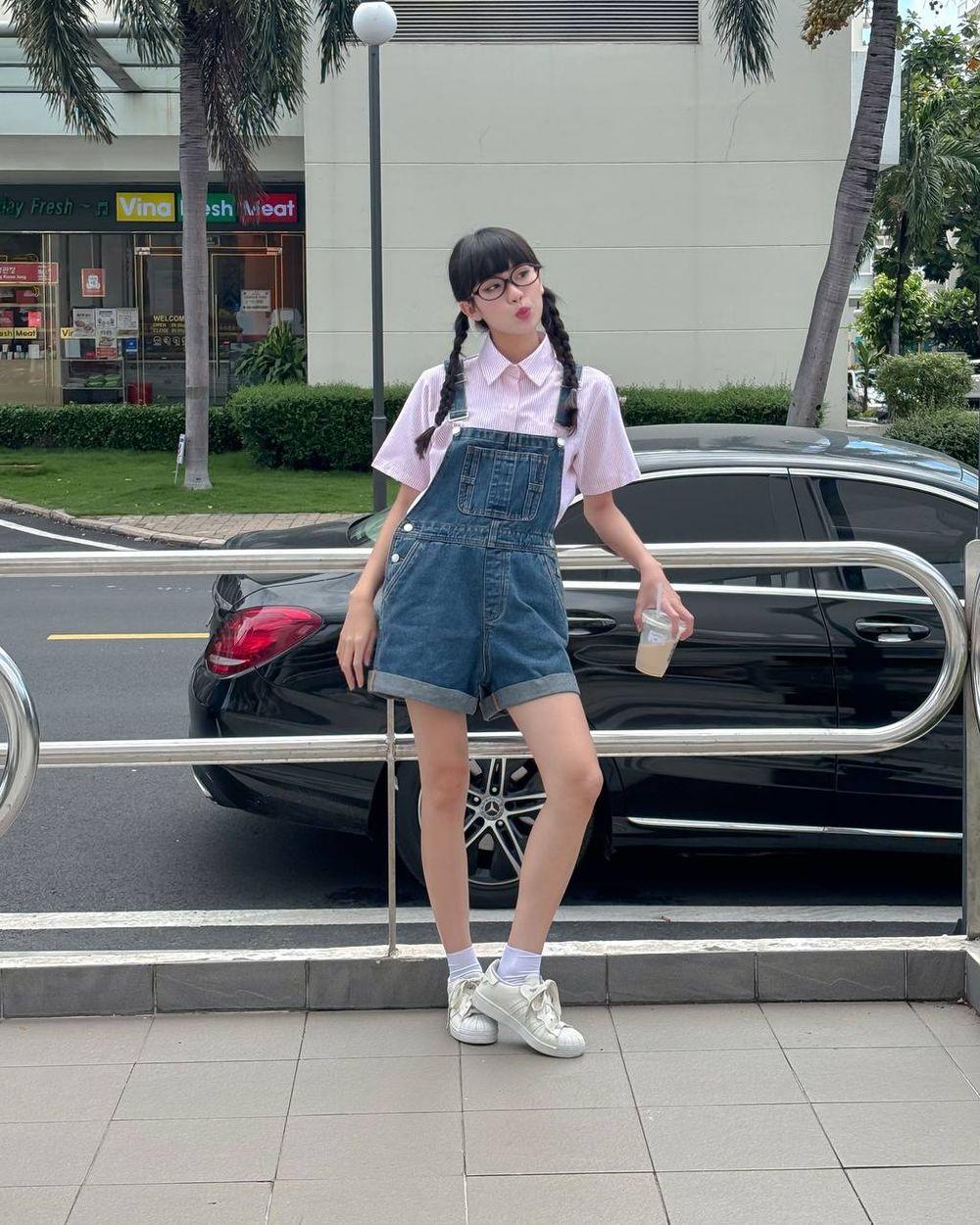 The secret to wearing dynamic clothes with denim overalls - Vietnam.vn