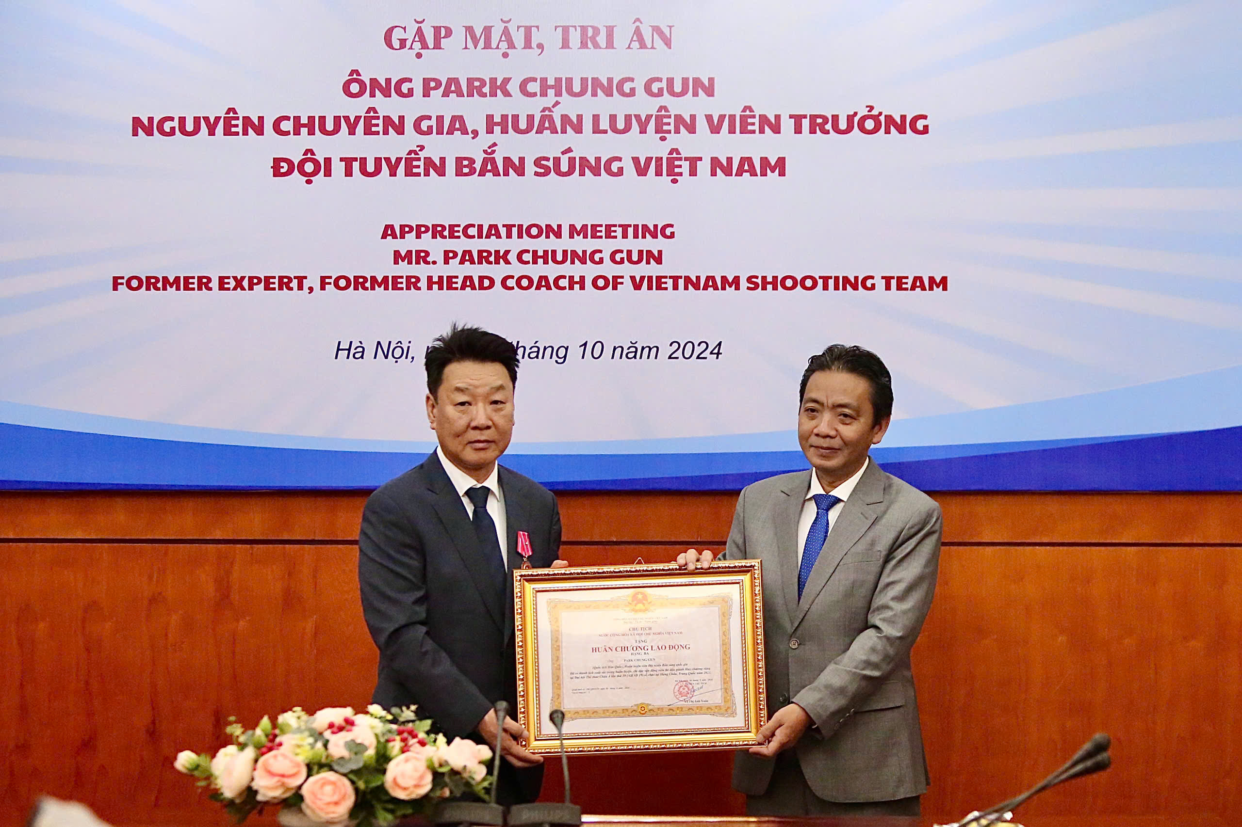 Chuyên gia Park Chung-gun nhận Huân chương Lao động hạng ba trong lễ ...