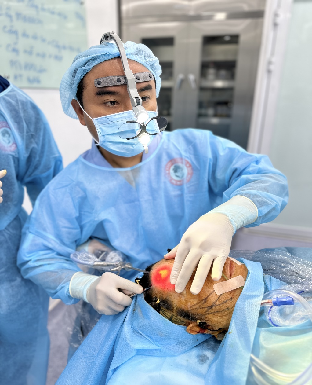 PGS-TS-BS Phạm Hiếu Liêm chia sẻ phương pháp nâng cung mày - căng da trán