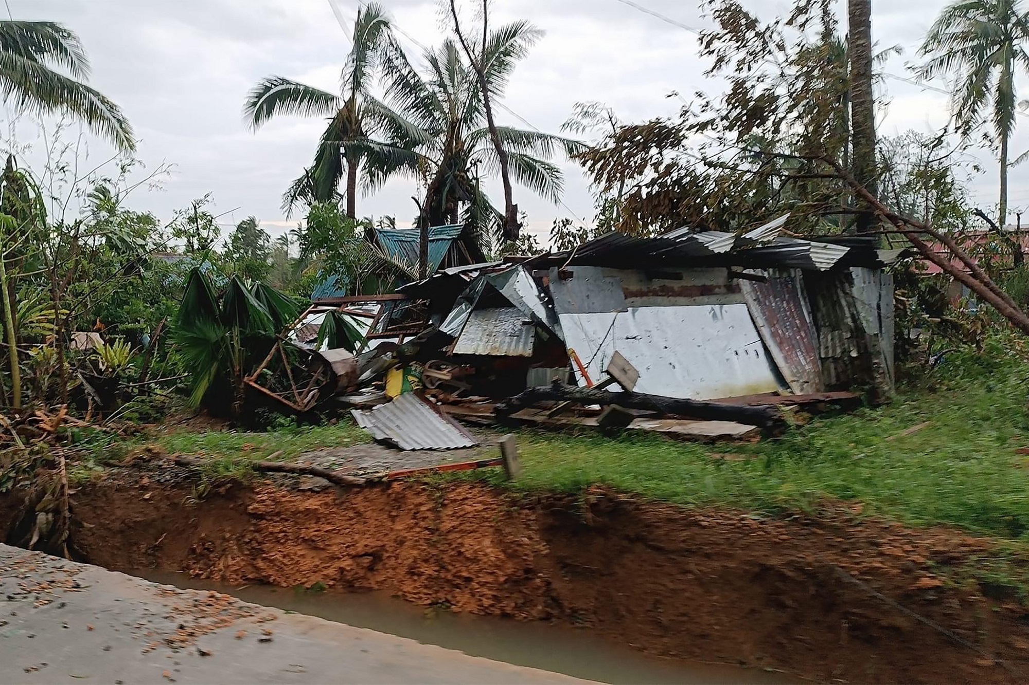 Cận cảnh hậu quả do siêu bão Man-yi gây ra ở Philippines