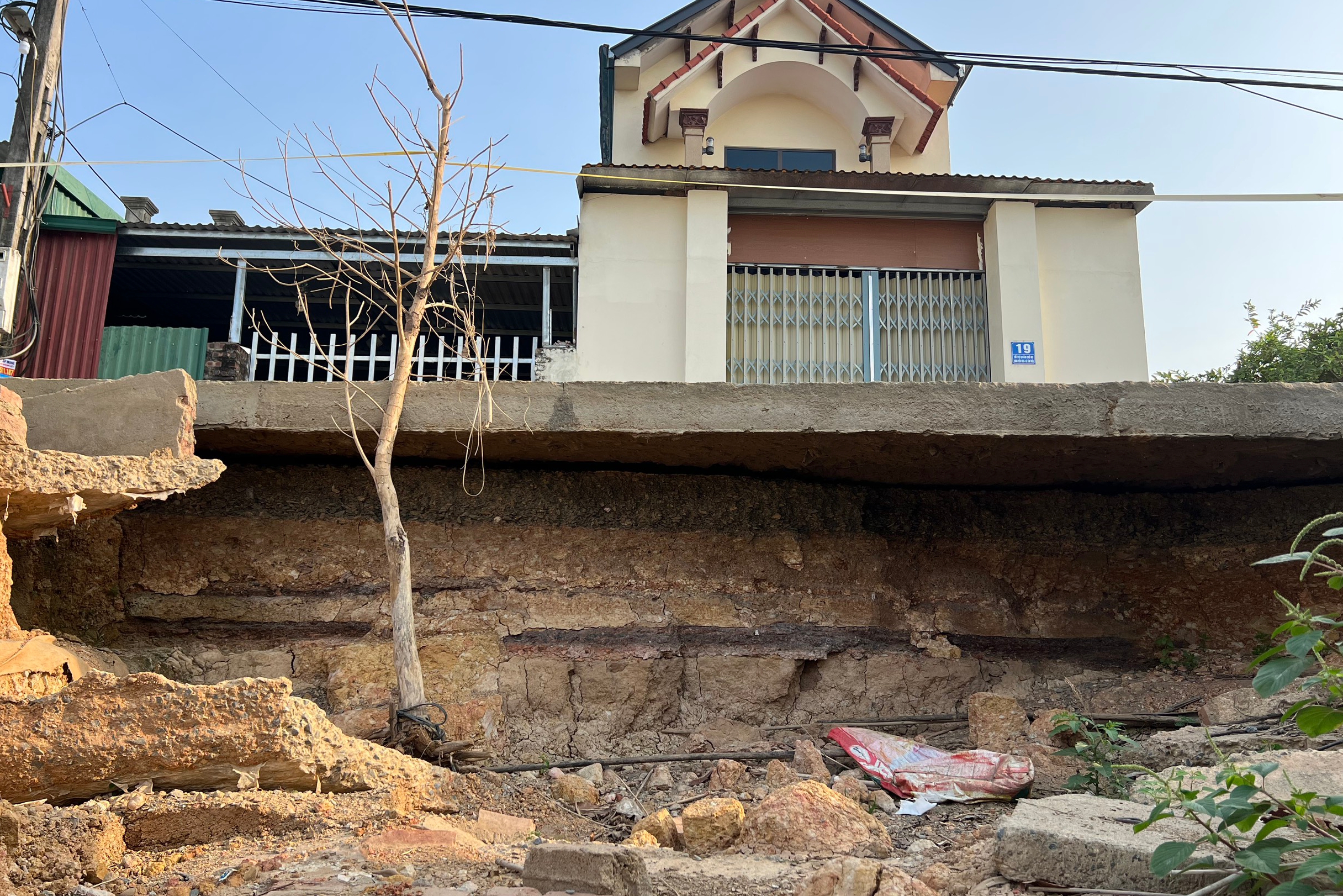 Cận cảnh những đoạn đê sạt lở nghiêm trọng ở vùng 'rốn lũ' Hà Nội