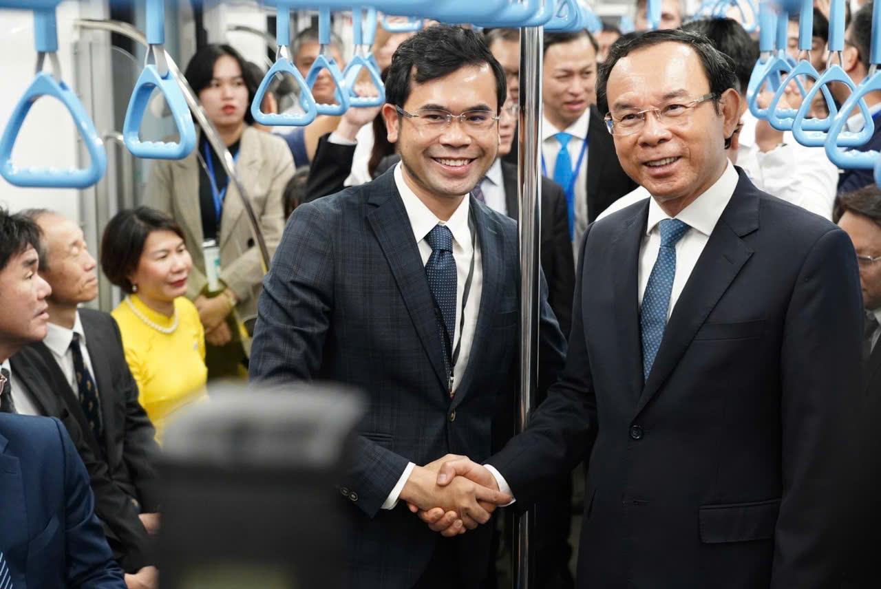 Metro số 1 chính thức vận hành, người dân TP.HCM hân hoan đăng ký thẻ ...