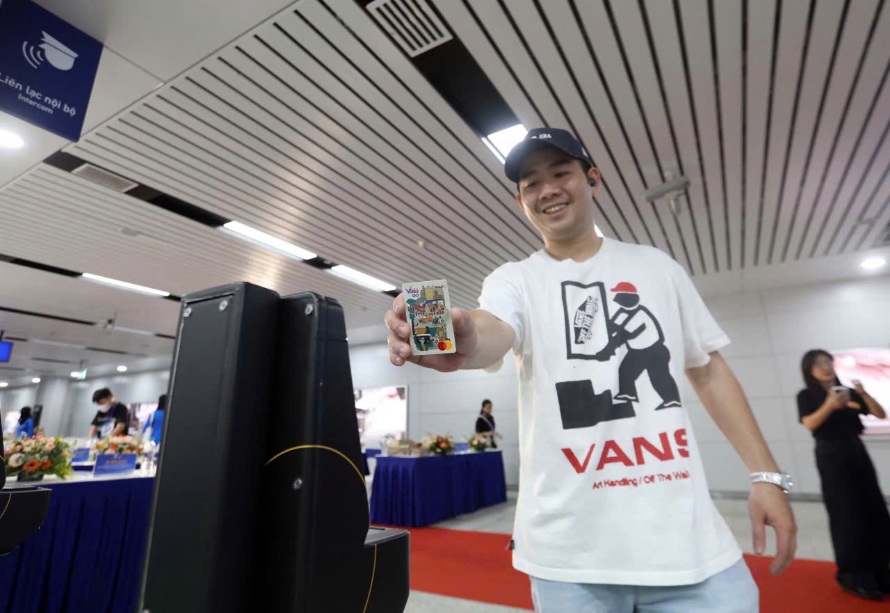 Metro số 1 chính thức vận hành, người dân TP.HCM hân hoan đăng ký thẻ ...