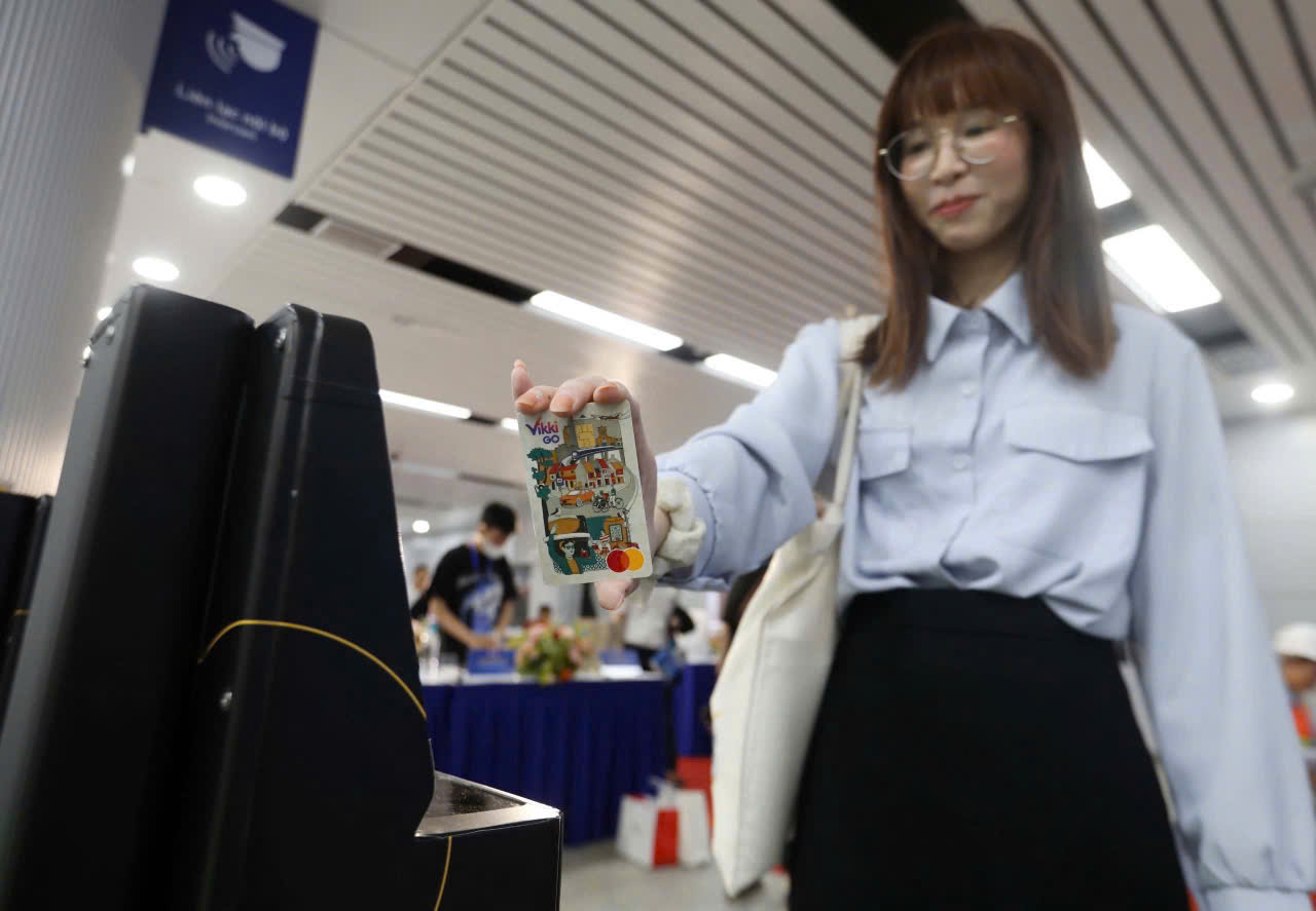 Metro số 1 chính thức vận hành, người dân TP.HCM hân hoan đăng ký thẻ ...