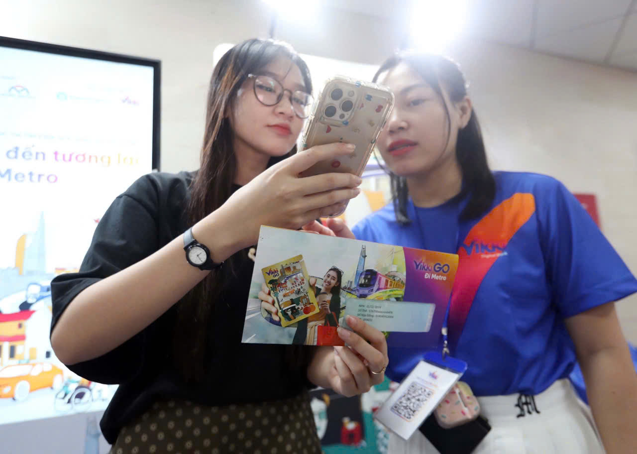 Metro số 1 chính thức vận hành, người dân TP.HCM hân hoan đăng ký thẻ ...