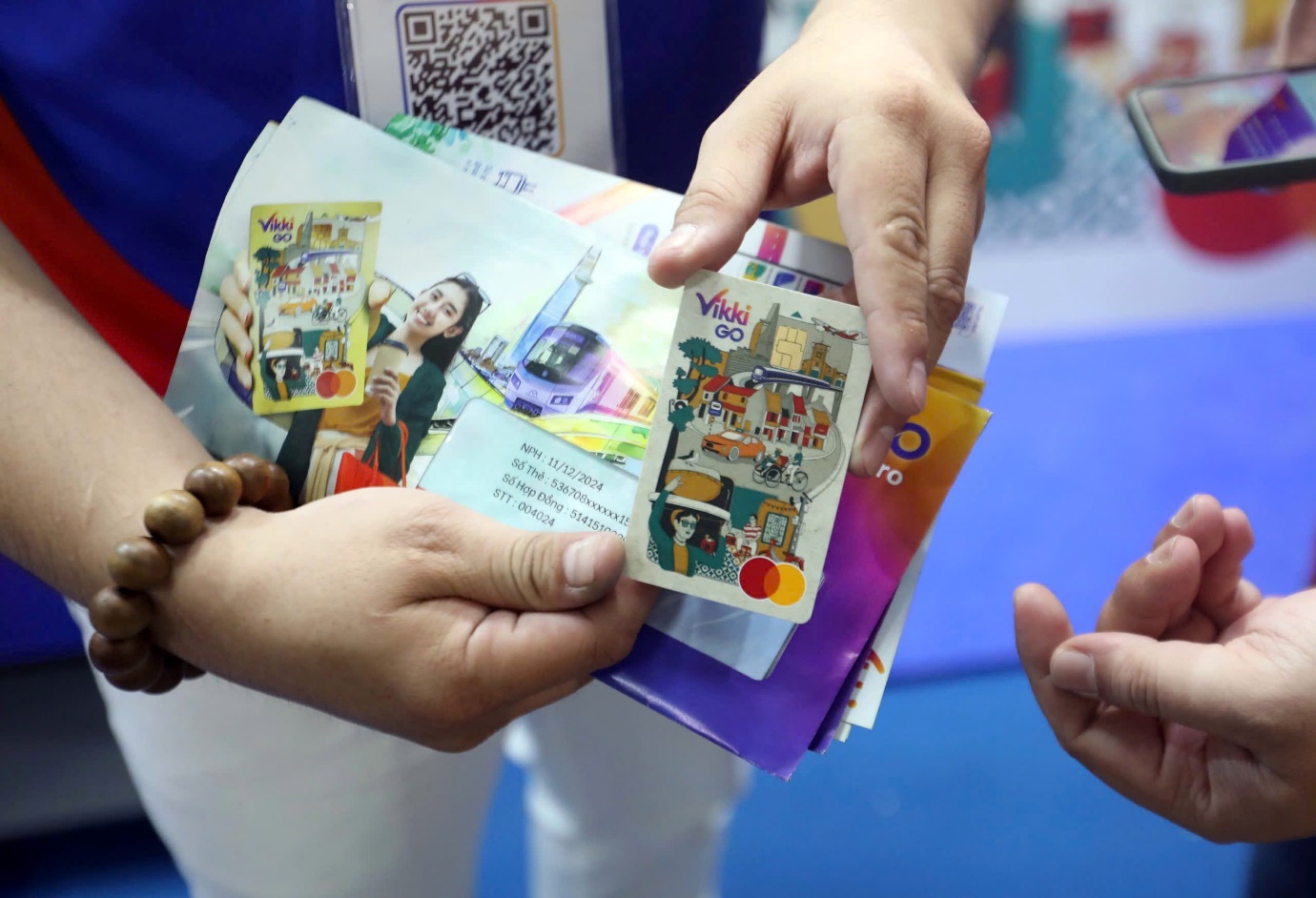 Metro số 1 chính thức vận hành, người dân TP.HCM hân hoan đăng ký thẻ ...