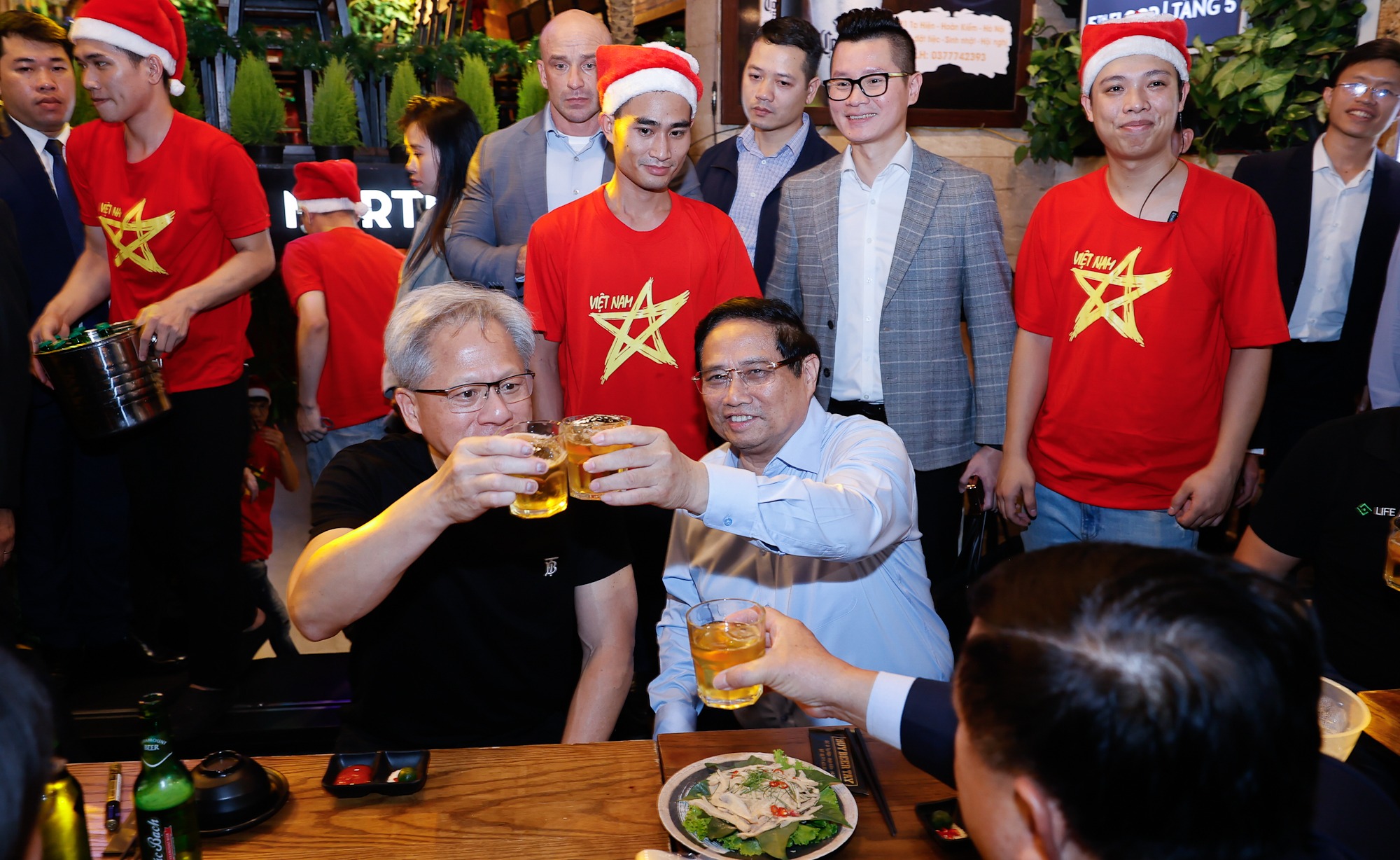 Thủ tướng và CEO NVIDIA dạo phố đêm, uống bia Hà Nội