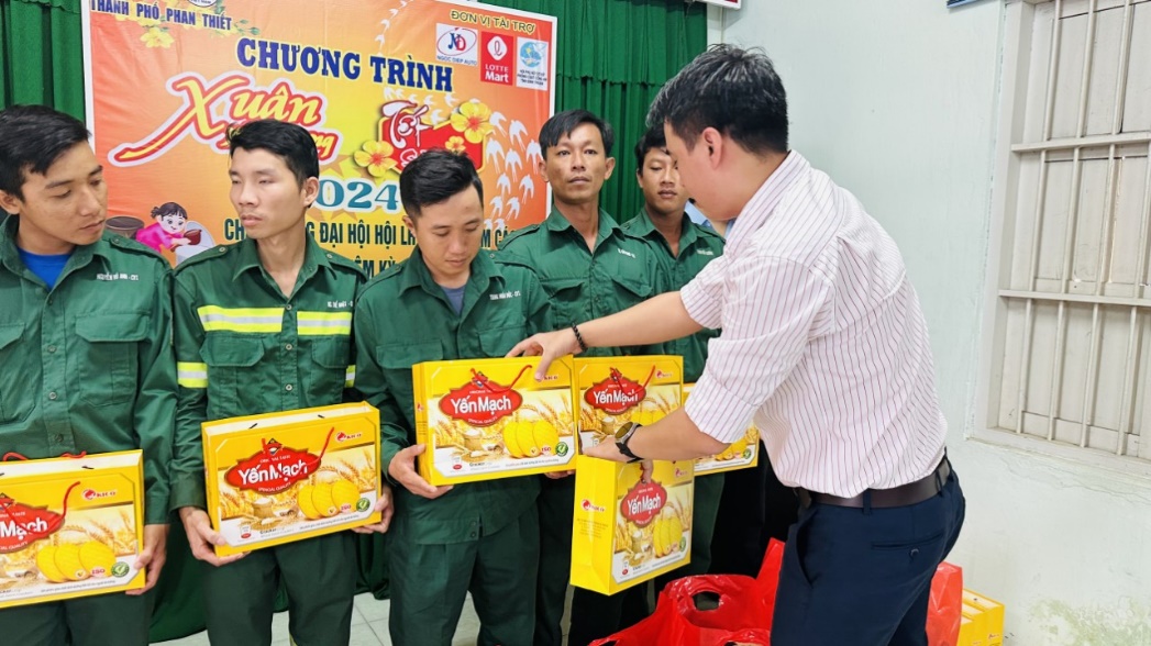 Lotte Mart trao tặng 16 tấn gạo cho các hộ gia đình khó khăn