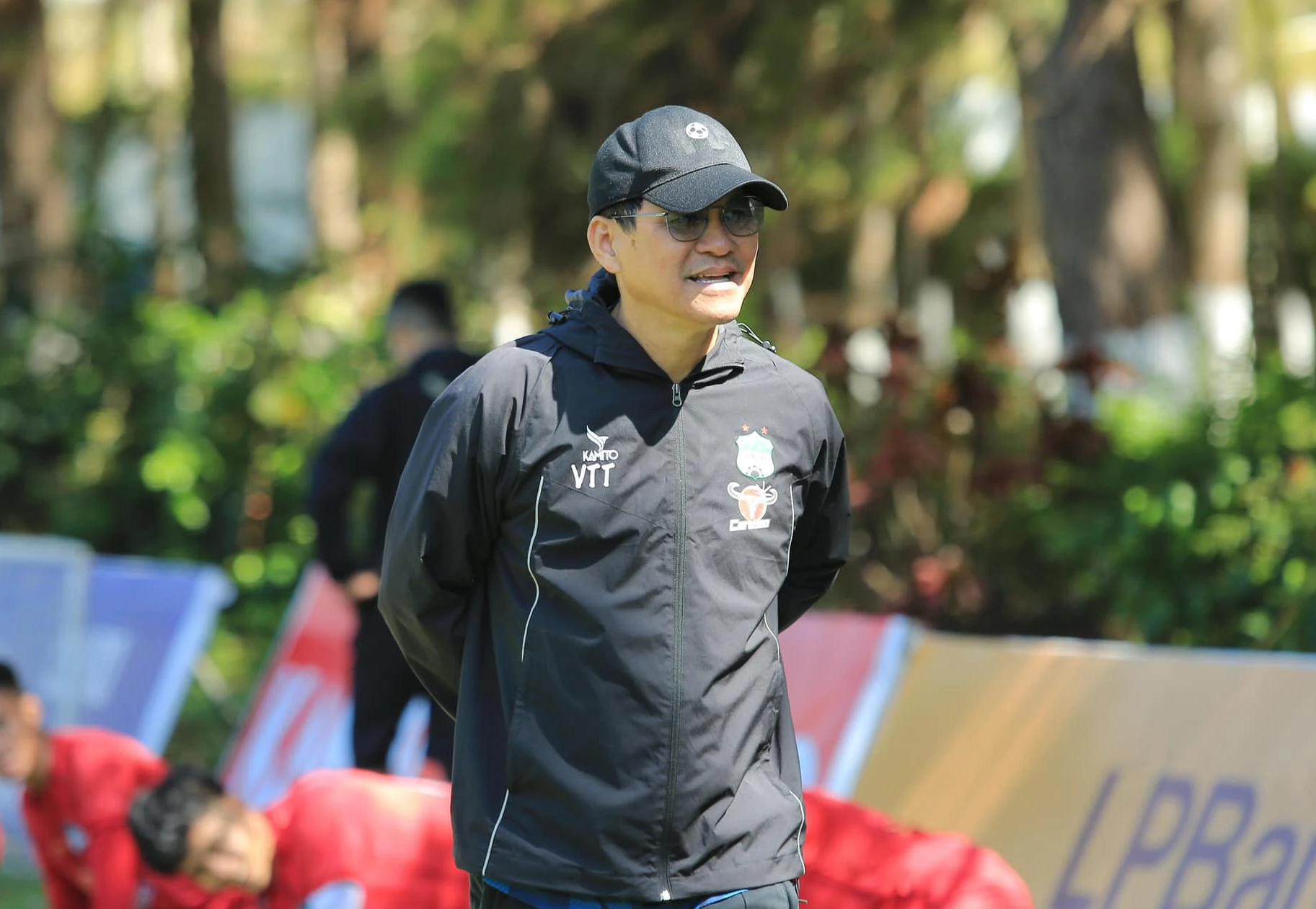 Kiatisak và Vũ Tiến Thành: Khi hai 'tướng' tài ngược lối...