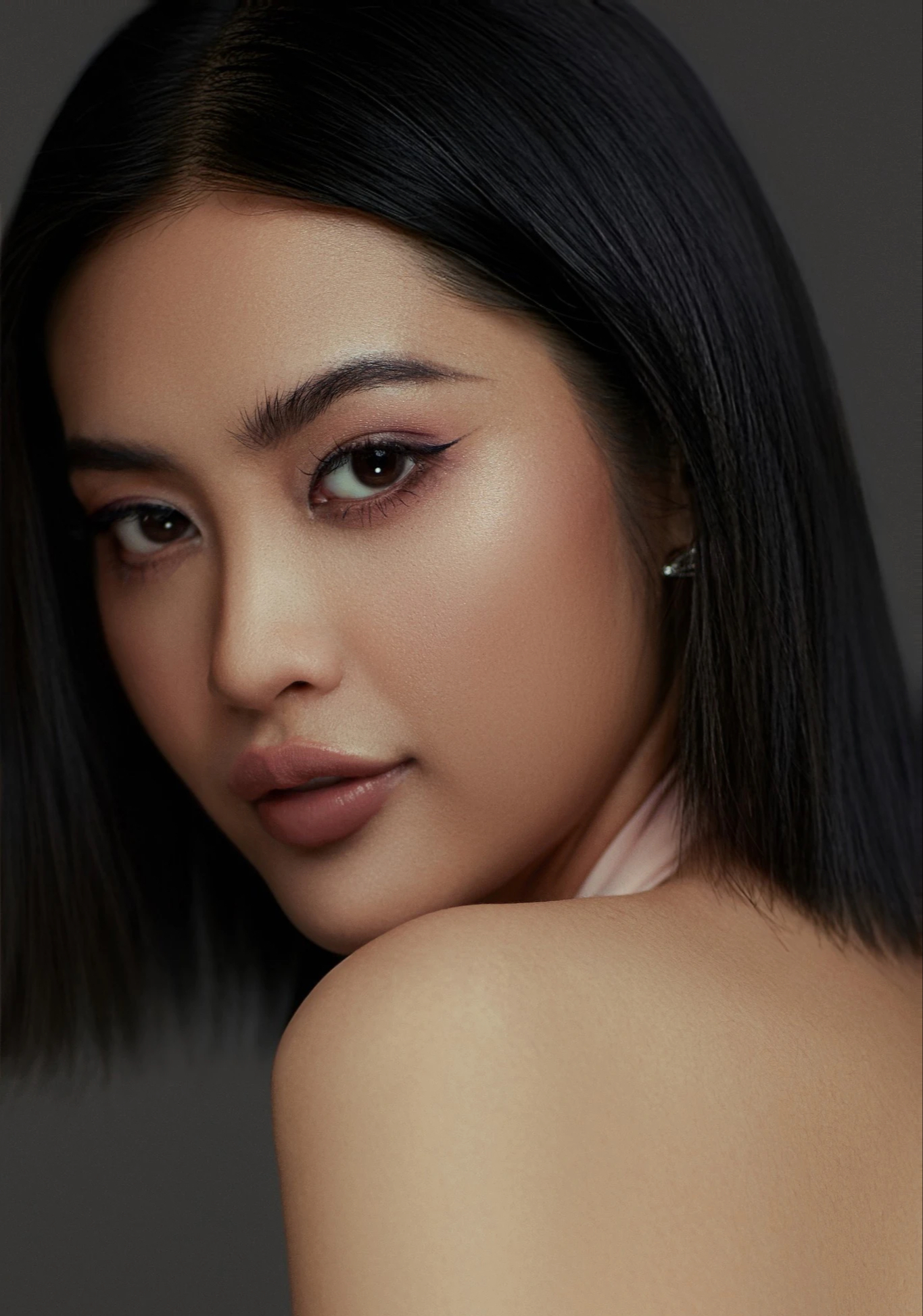 Nông Thúy Hằng: Thi hoa hậu, học MC giúp tôi thoát trầm cảm