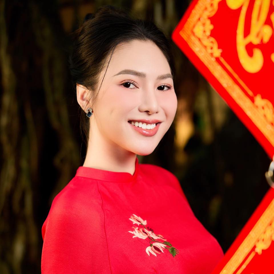 MC Phan Ngọc Phương Uyên lần đầu dẫn chương trình ngày 30 tết