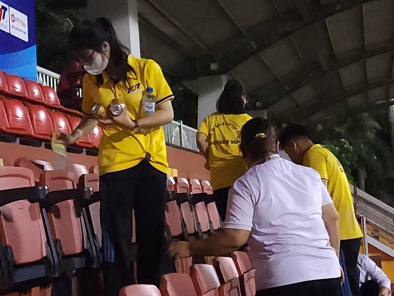 Hình ảnh xúc động sau trận khởi đầu VCK, lung linh nét đẹp lao động