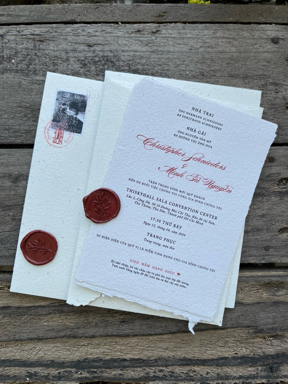 Revealing the wedding invitation of supermodel Minh Tu and her foreign ...