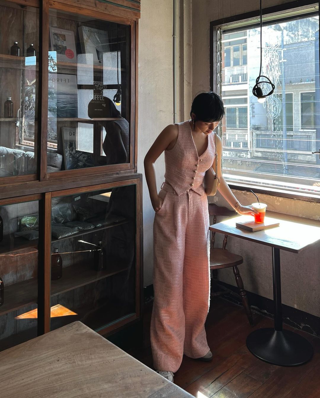 Trời nóng bức, diện quần ống rộng là đẹp xuất sắc