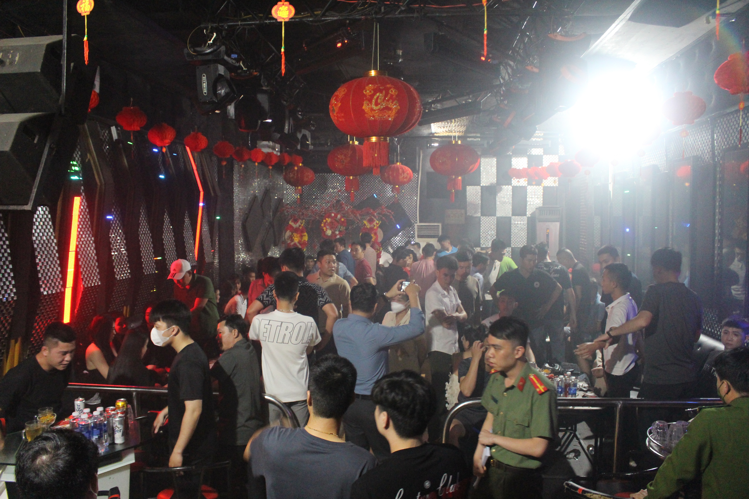 Quảng Bình: Phát hiện 29 người dương tính ma túy trong bar Angel Club