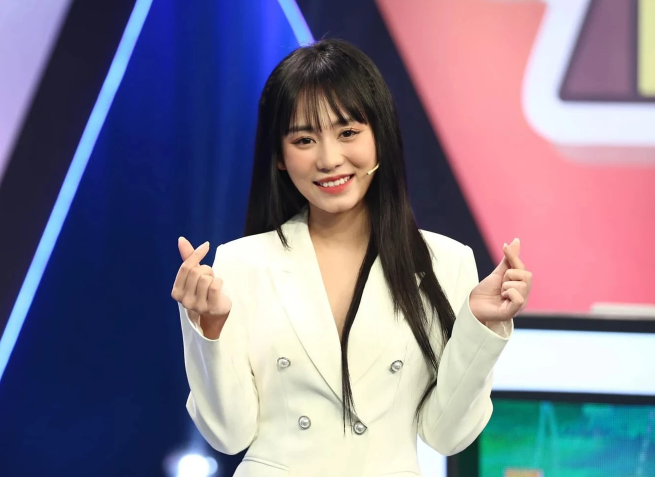 'Cô giáo dạy vật lý' Minh Thu từng gây 'bão' mạng ra sao khi Nam tiến?