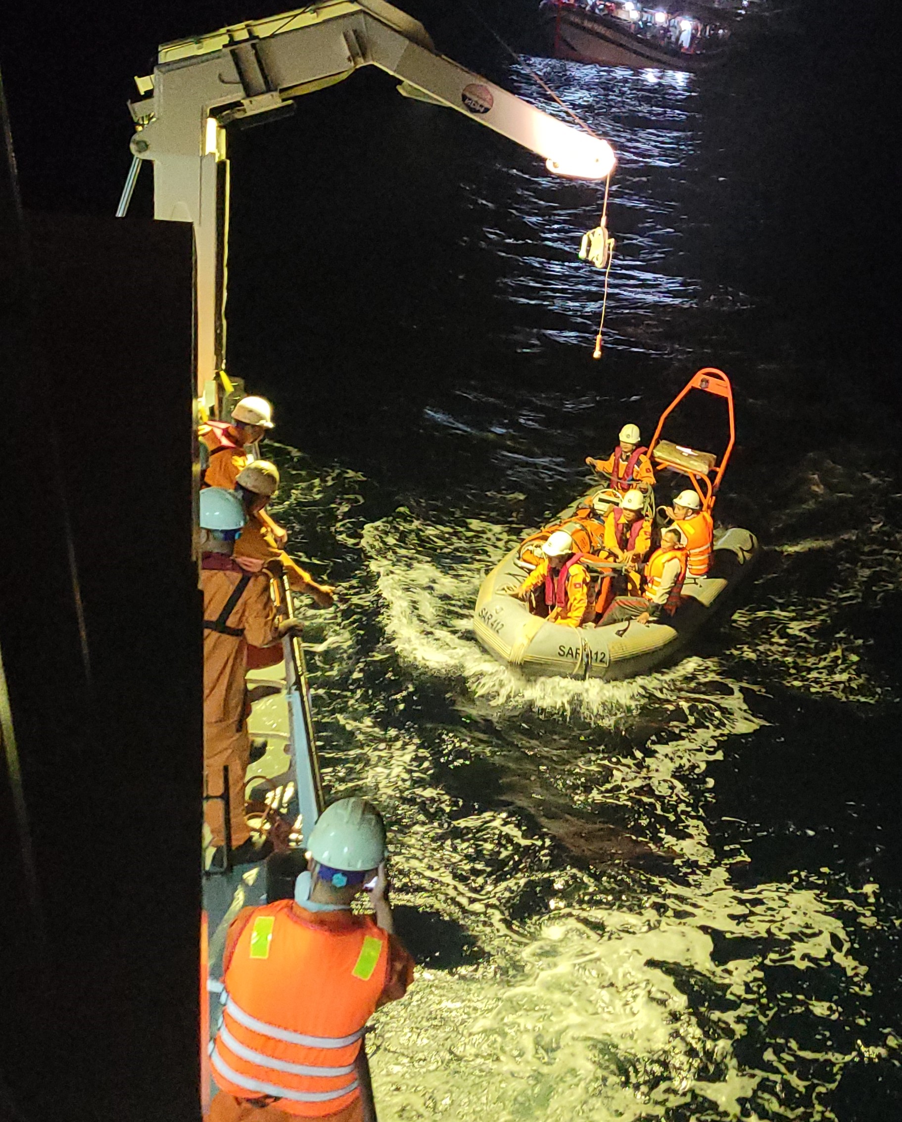 Ngư dân sống sót thần kỳ sau 28 giờ trôi dạt ở vùng biển Hoàng Sa