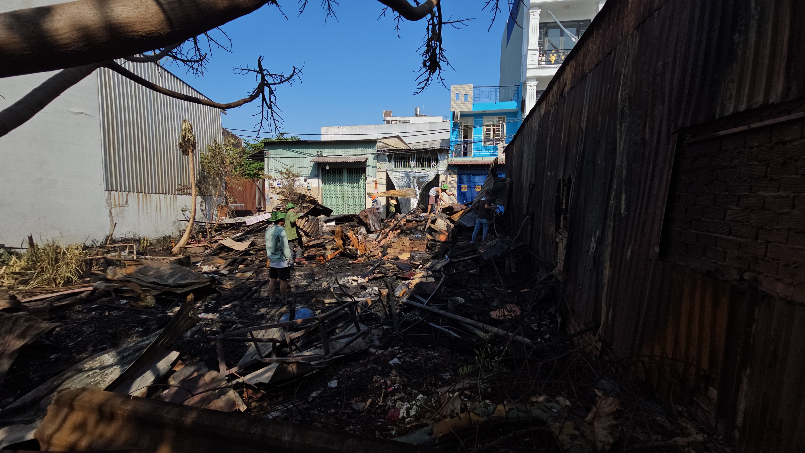 Cháy nhà nấu rượu, người dân ôm đồ tháo chạy