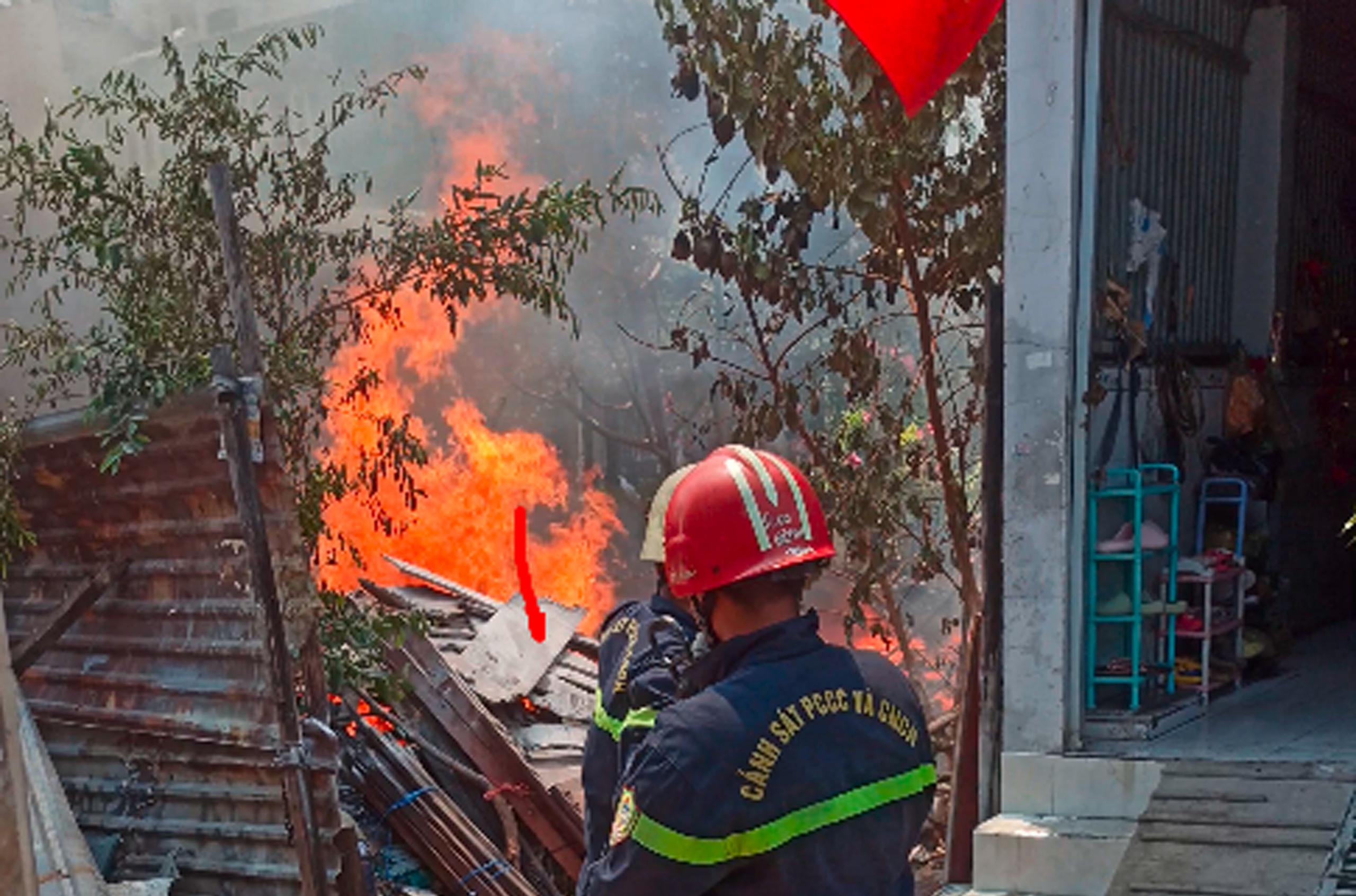 Cháy nhà nấu rượu, người dân ôm đồ tháo chạy