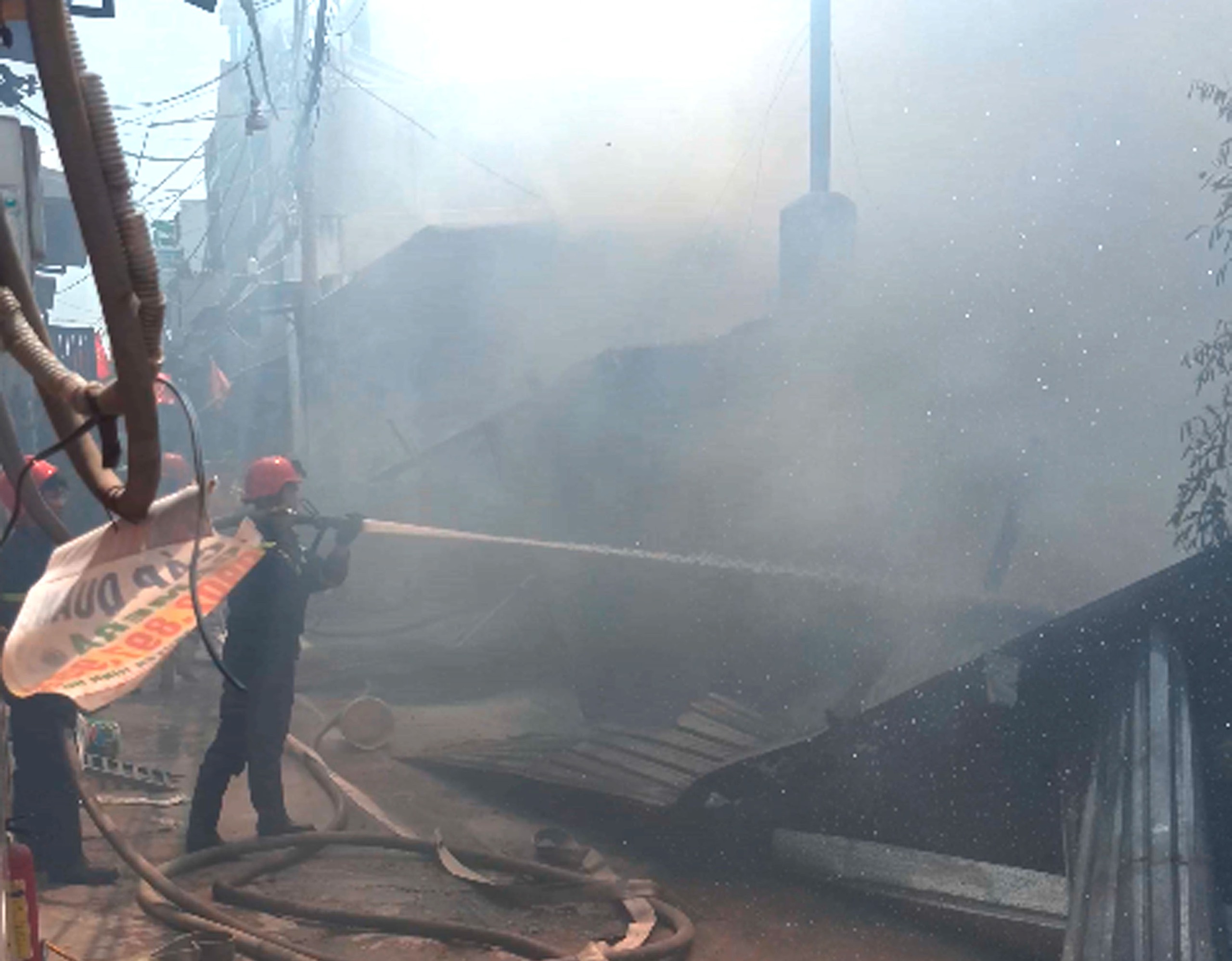 Cháy nhà nấu rượu, người dân ôm đồ tháo chạy