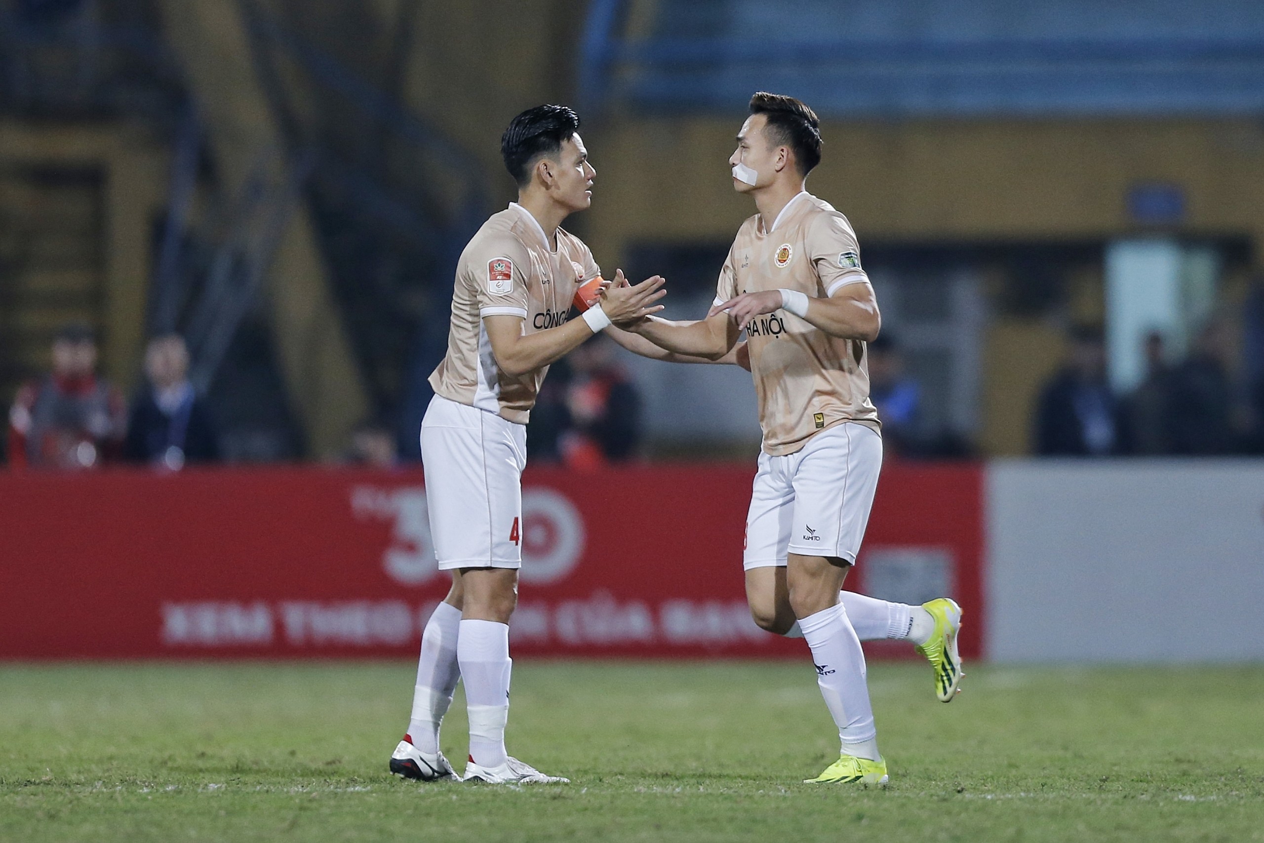 Bùi Hoàng Việt Anh rách môi, phải nhập viện khâu 24 mũi, ông Troussier ...