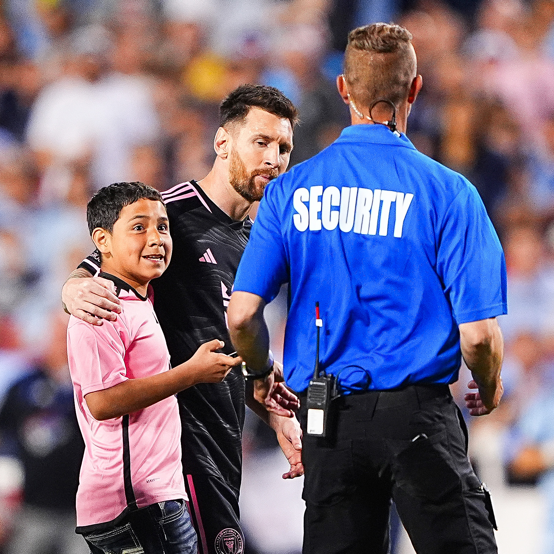 Messi có hành động bất ngờ với vệ sĩ riêng