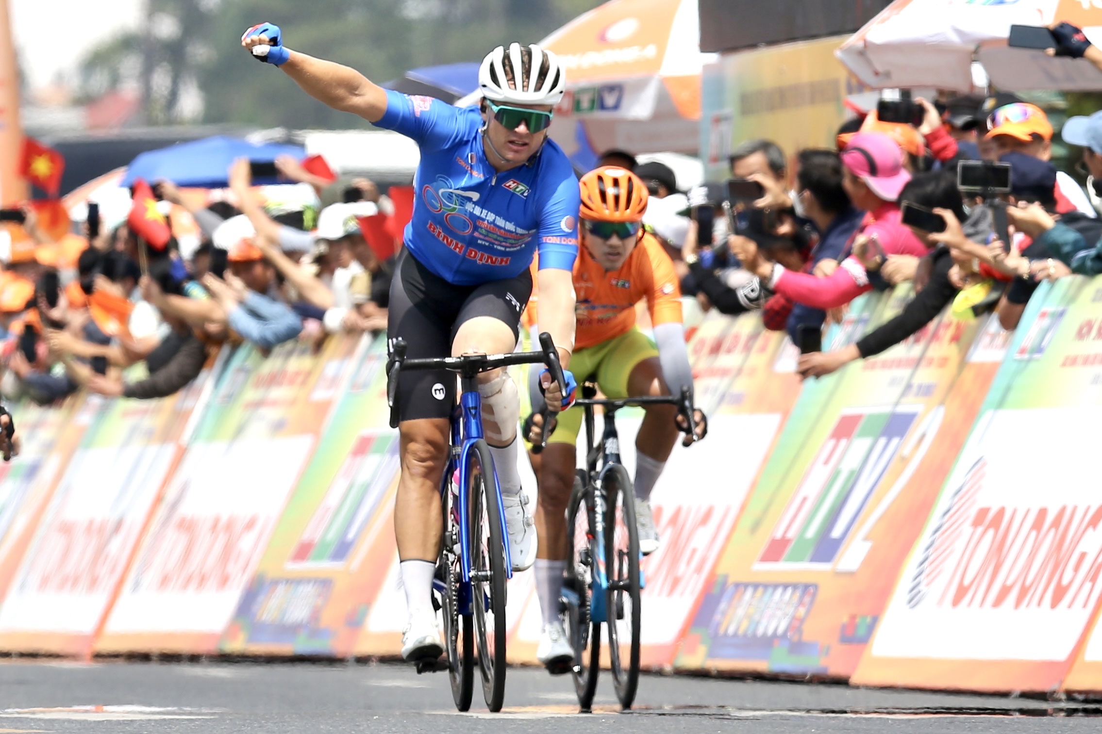 Cúp truyền hình: Tay đua đẳng cấp thế giới Martin Laas đánh bại Lê ...