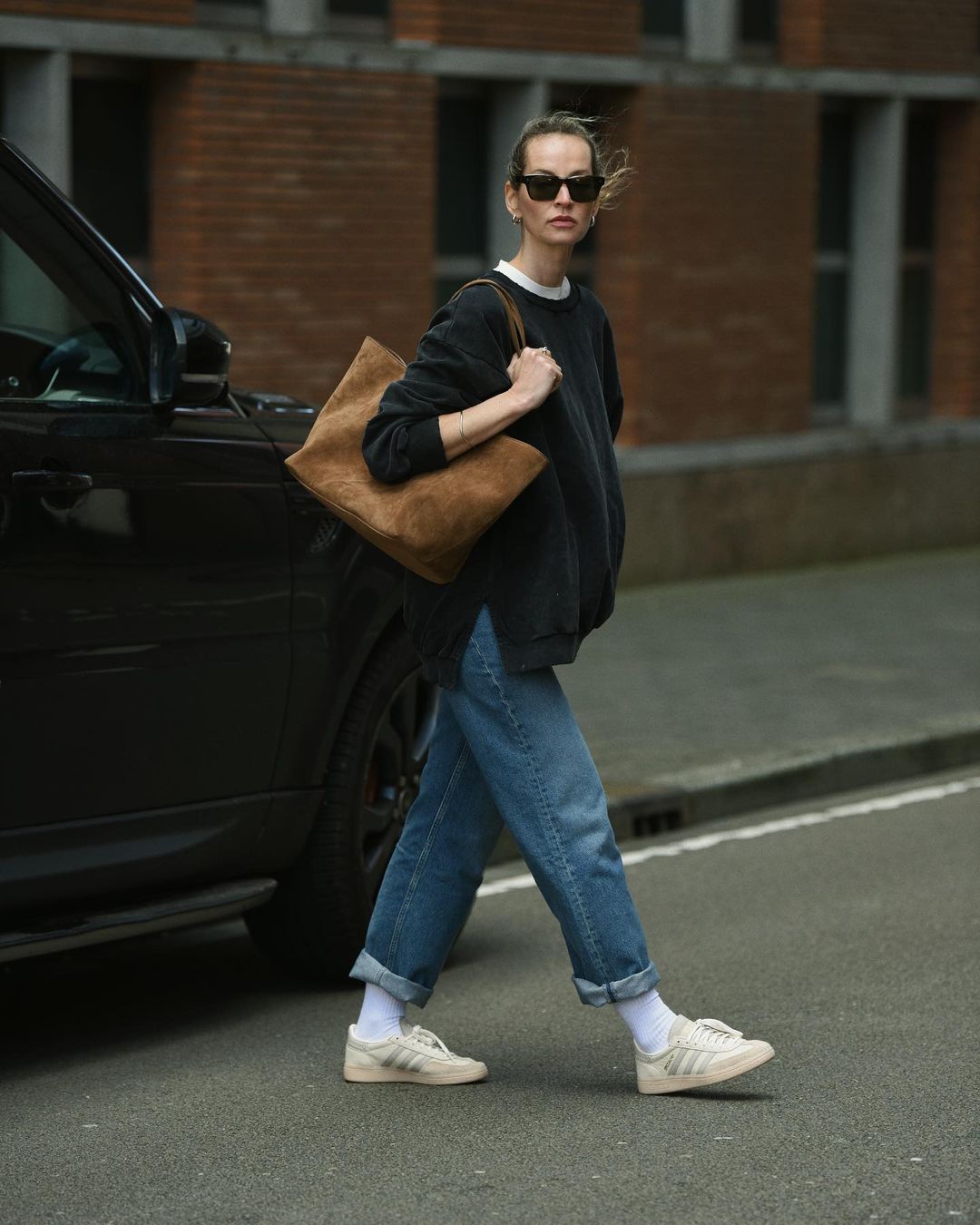 Chiếc túi xách oversized nhất định bạn phải sở hữu hè này