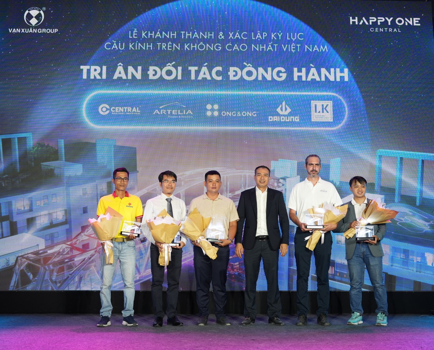 Happy One Central khánh thành cầu kính và hệ thống chiếu sáng mặt dựng tòa nhà