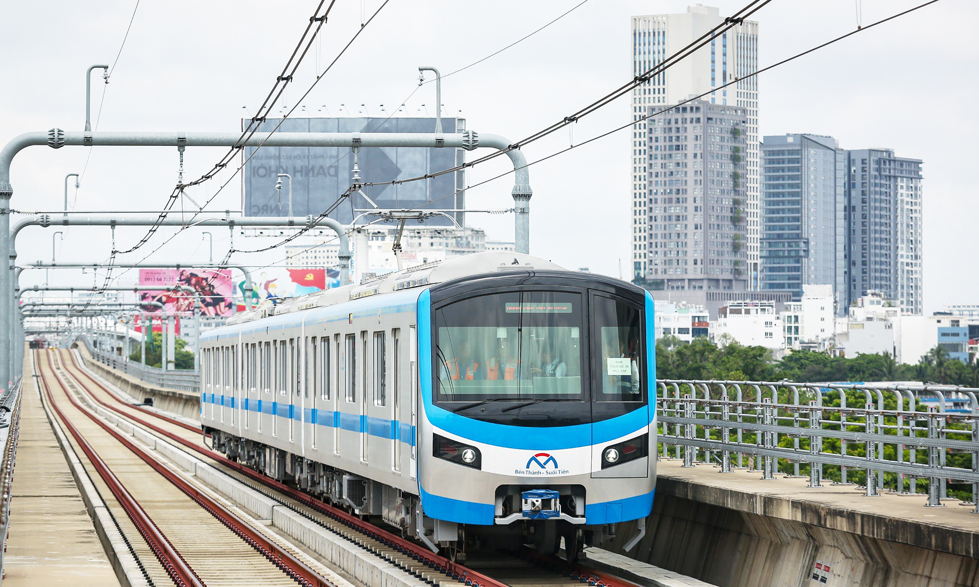 Người dân TP.HCM khấp khởi chờ đi metro