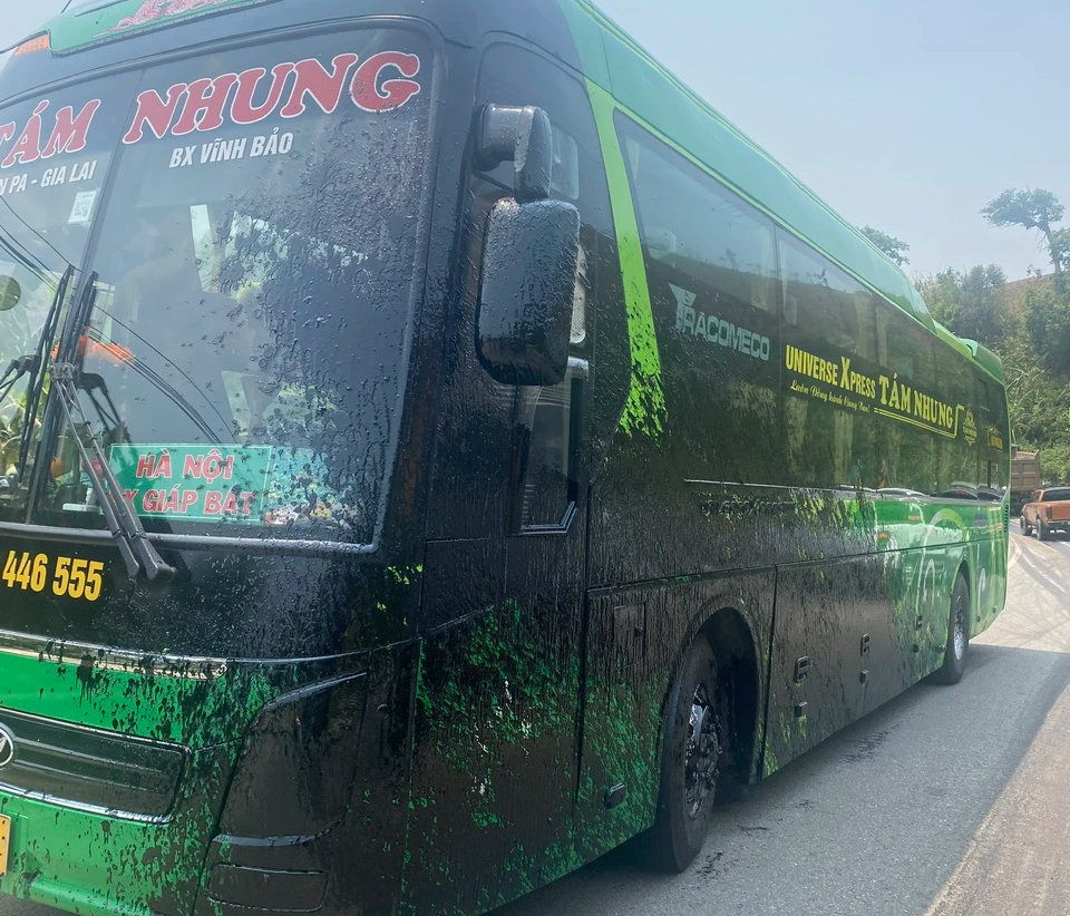 Kon Tum: Lật xe đầu kéo chở nhựa đường nóng trên QL14