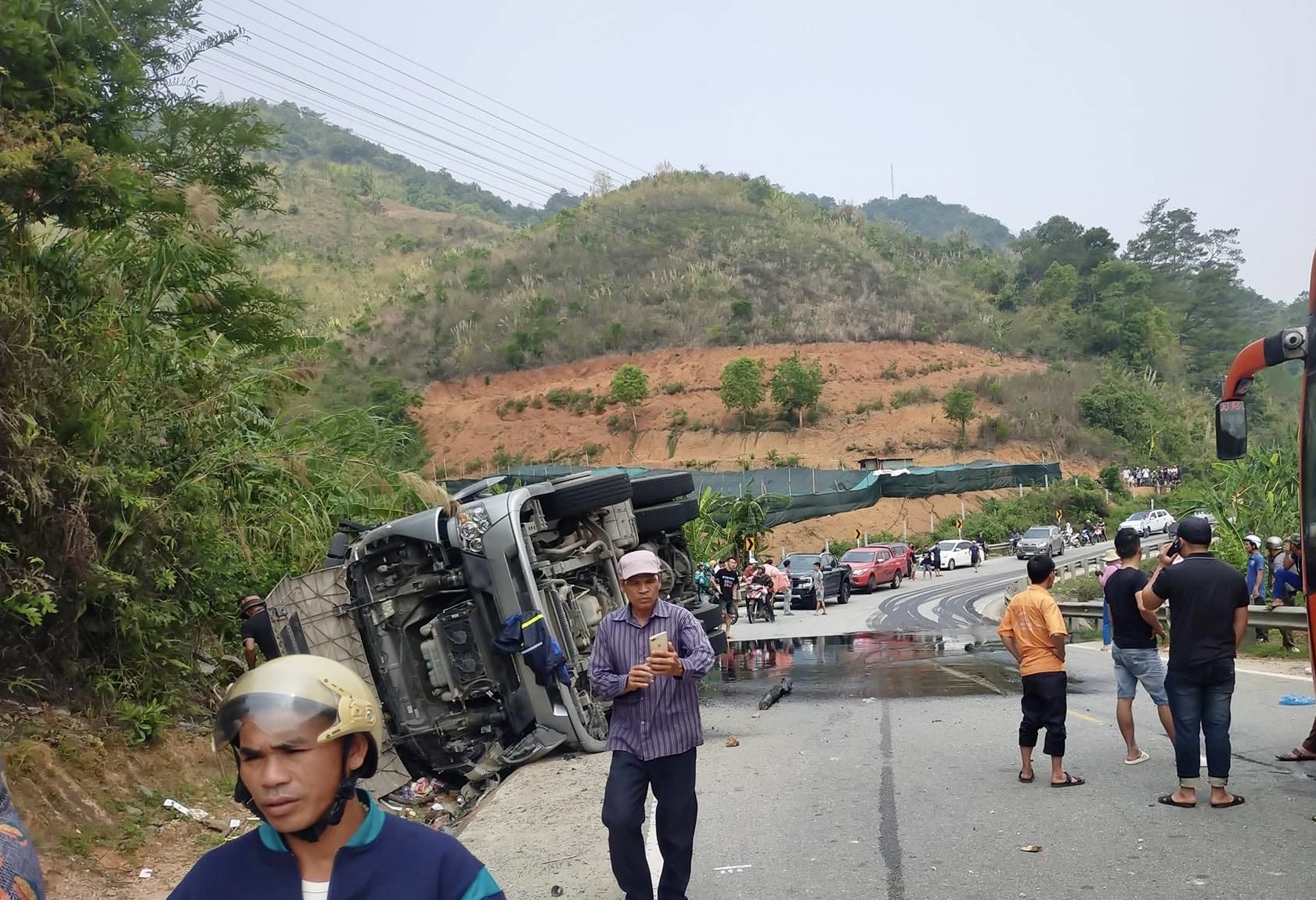 Kon Tum: Lật xe đầu kéo chở nhựa đường nóng trên QL14