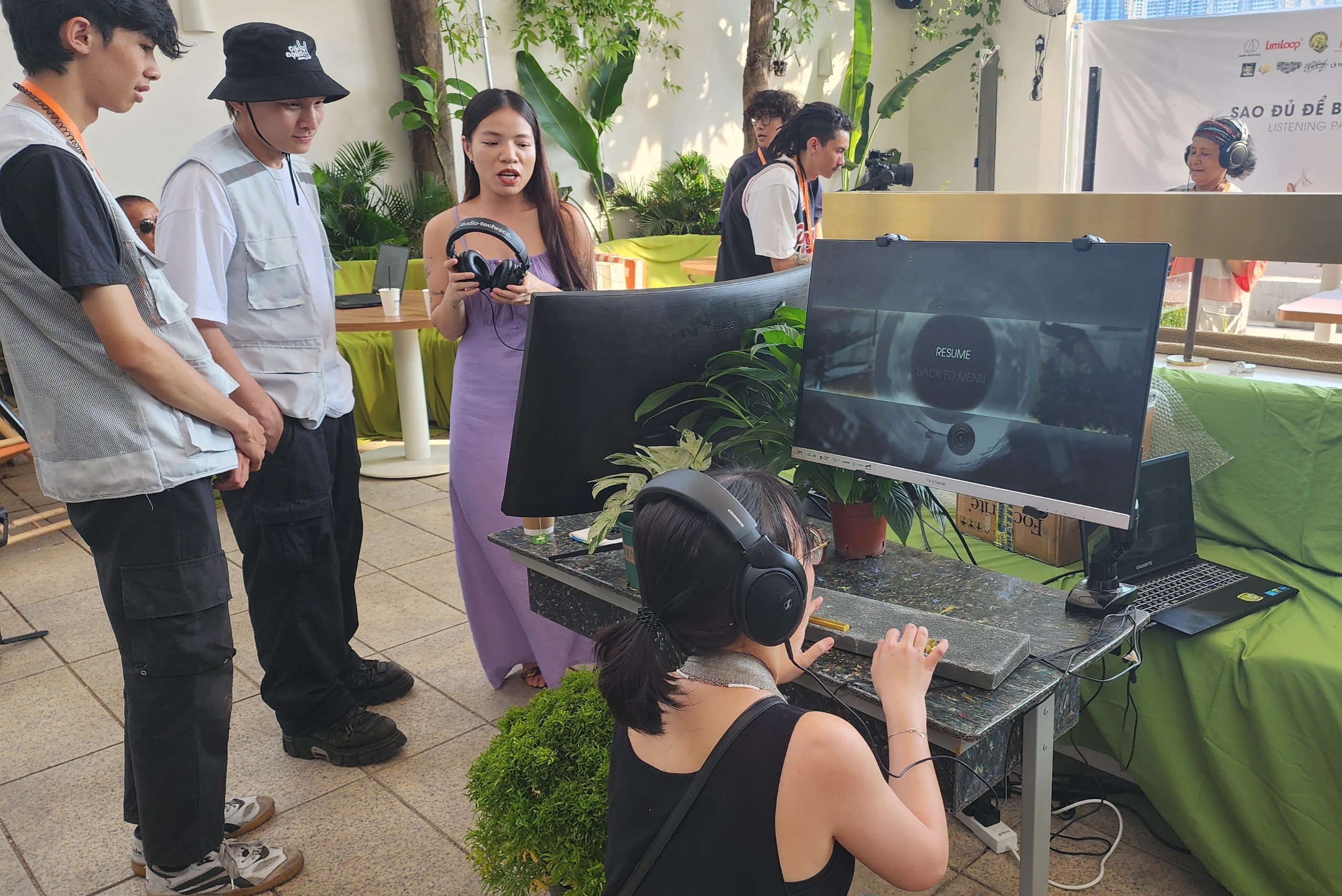 Rapper Datmaniac và tour diễn xuyên Việt 'ngày gom rác, đêm ca hát'