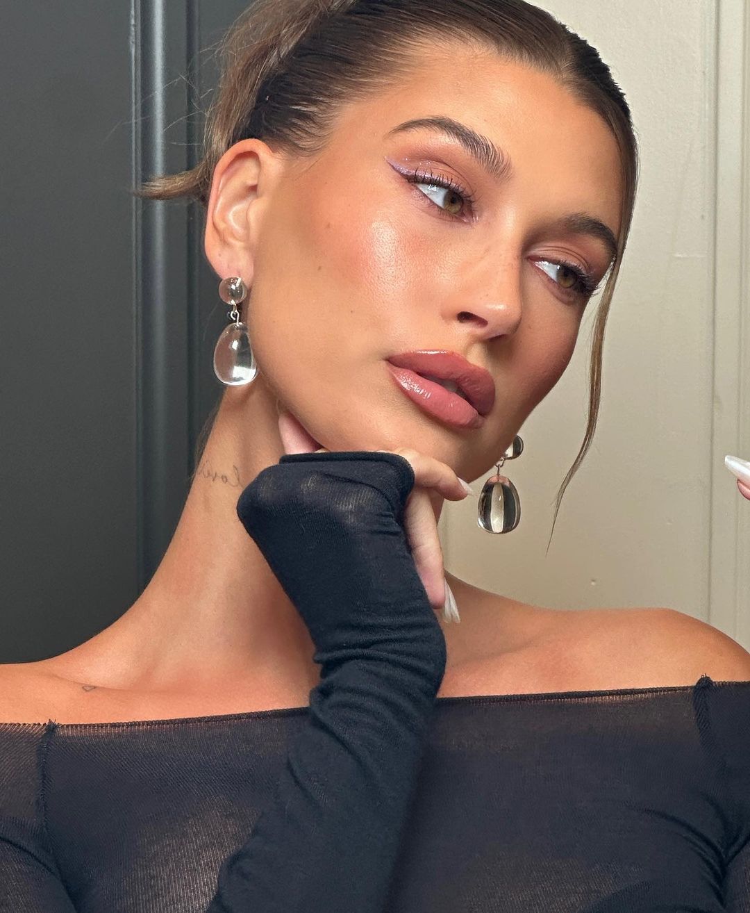 Hailey Bieber tạo xu hướng trang điểm lấy cảm hứng từ những món ăn yêu ...