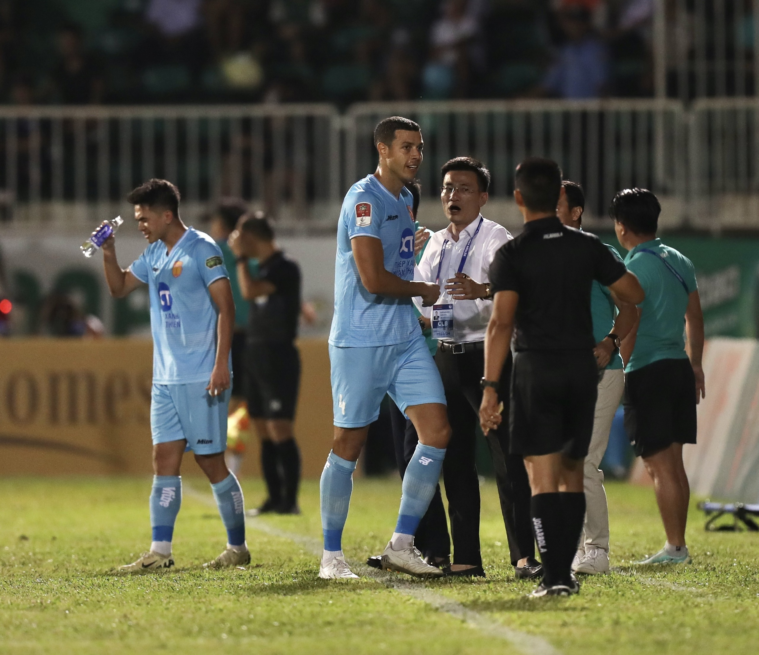 Thủ môn Bùi Tiến Dũng bắt được phạt đền, HAGL vẫn không thắng nổi Nam Định