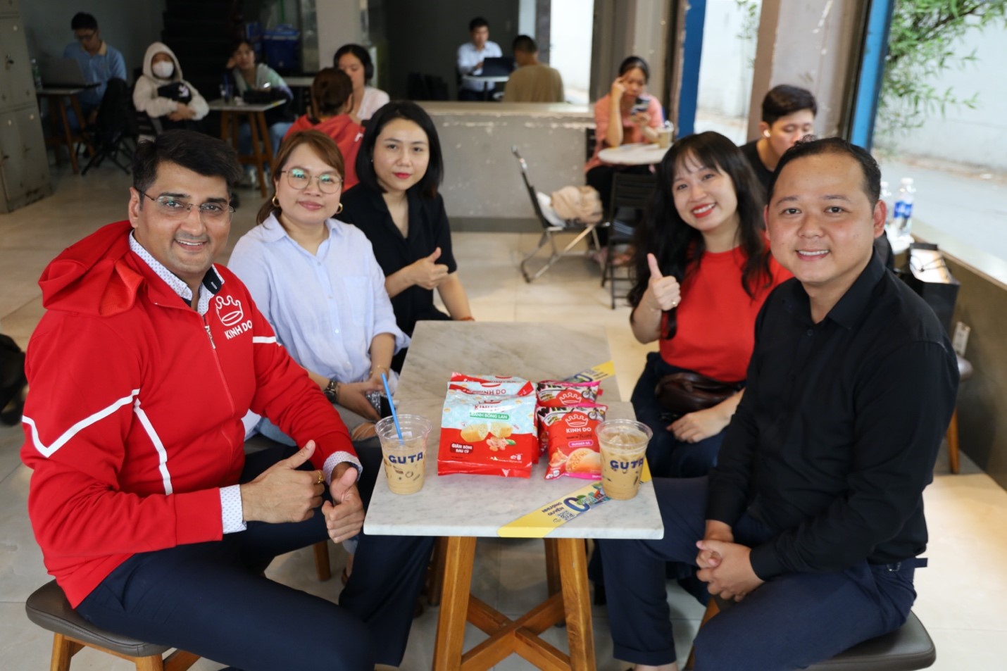 Kinh Đô và chuỗi cà phê Guta hợp tác mang đến combo bánh và nước