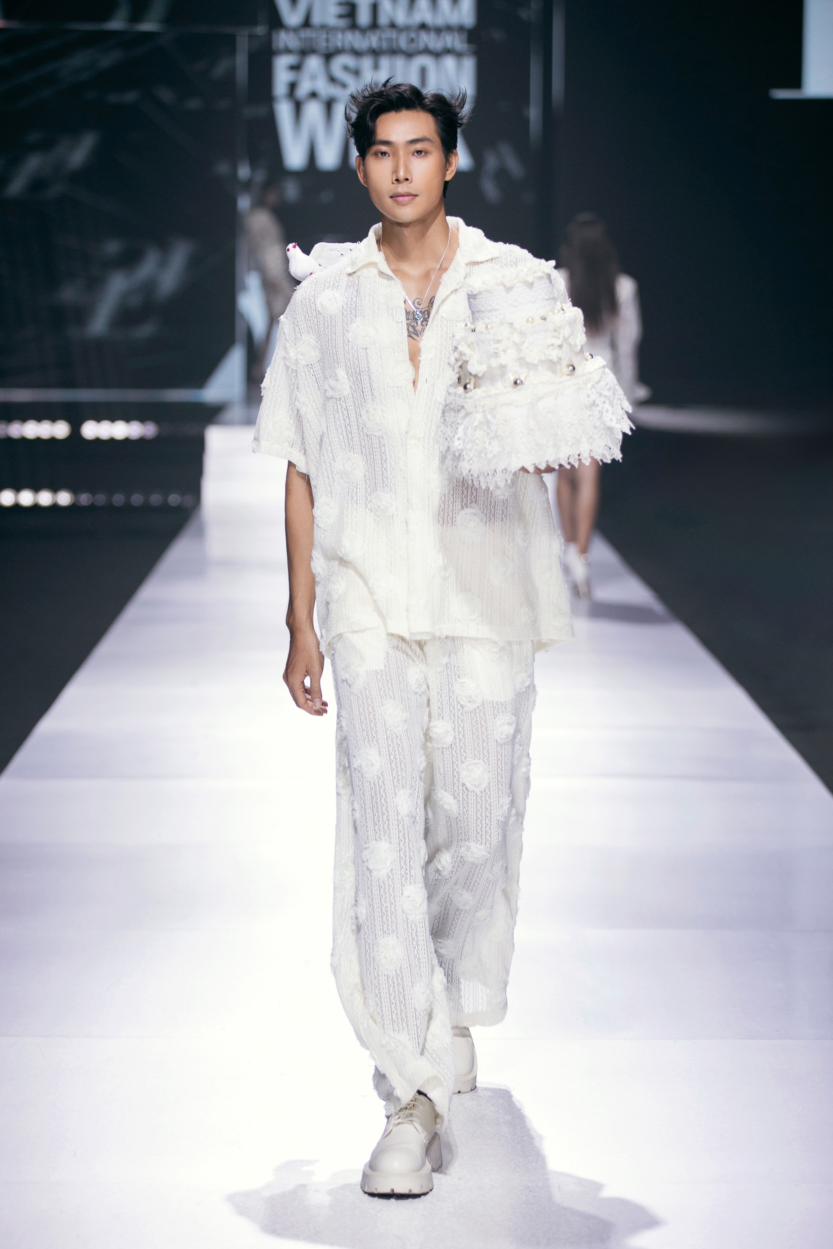 준우승자 Phuong Nga가 '여신'으로 변신, Devon Nguyen이 10년 동안 런웨이에 케이크를 들고 왔습니다 ...