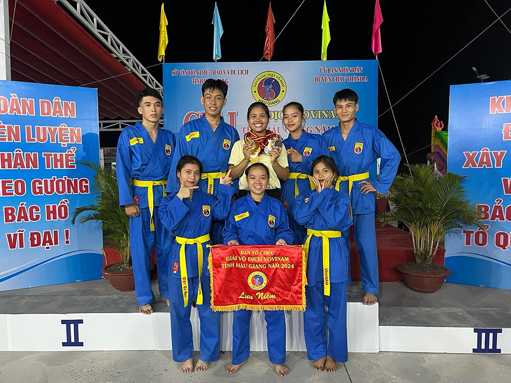 Cô giáo dạy võ miễn phí cho học sinh nghèo