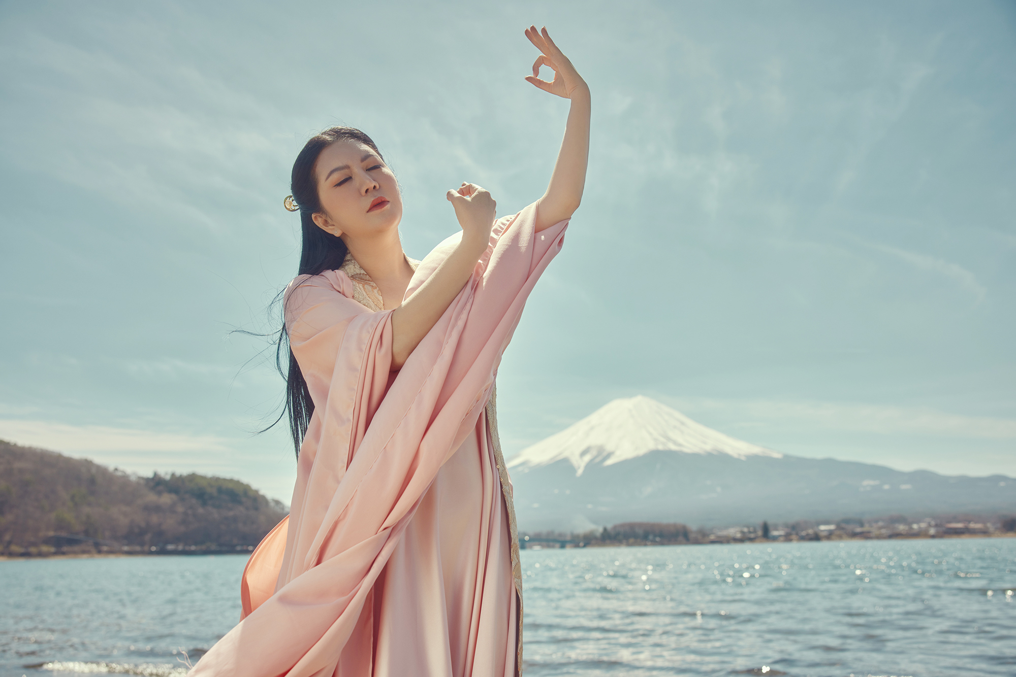 Ca sĩ Đinh Hiền Anh đưa chuyện tình của Thạch Sanh vào MV