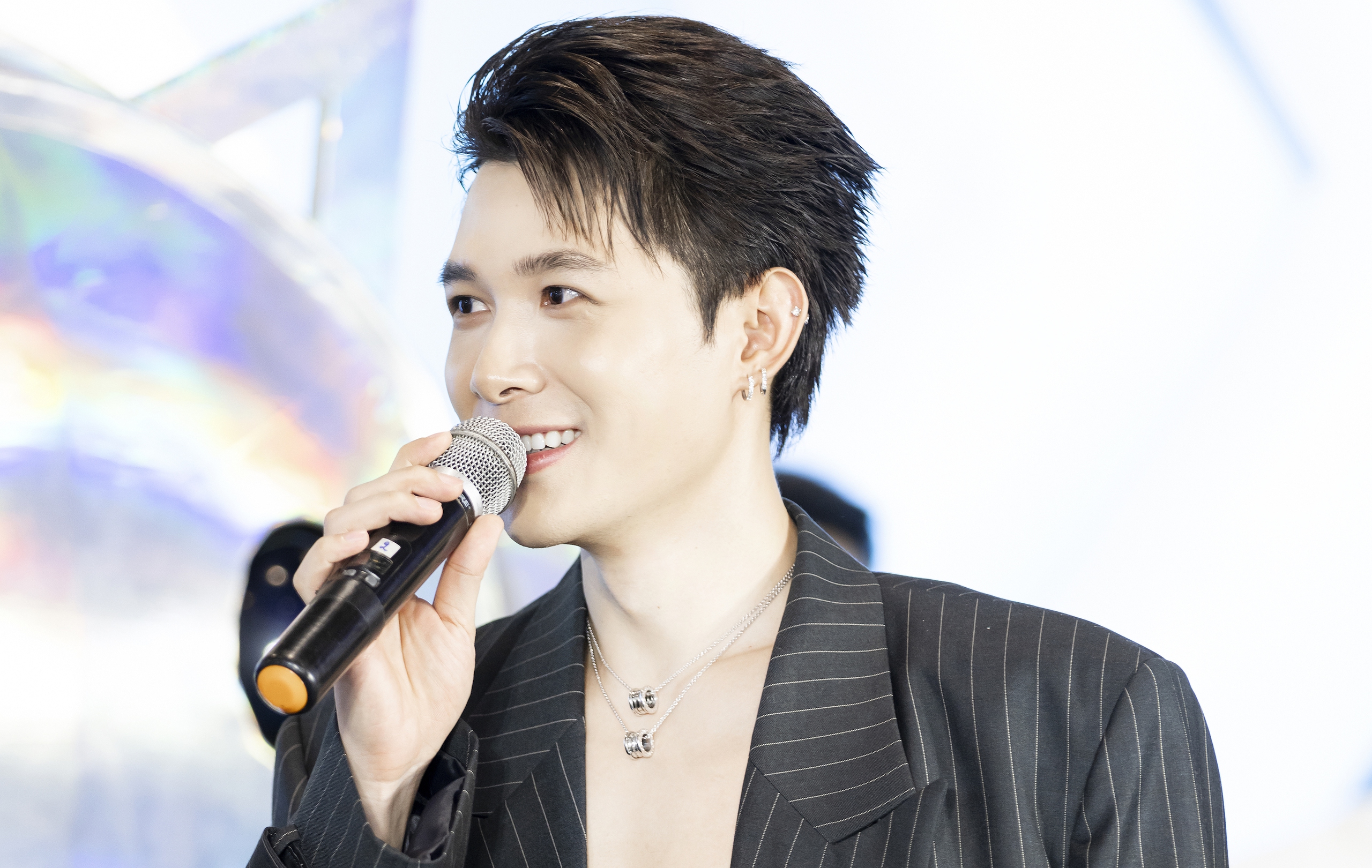 Anh Tú điển trai tại sự kiện, 'đứng hình' khi bị hỏi chuyện giấu 'quỹ đen'